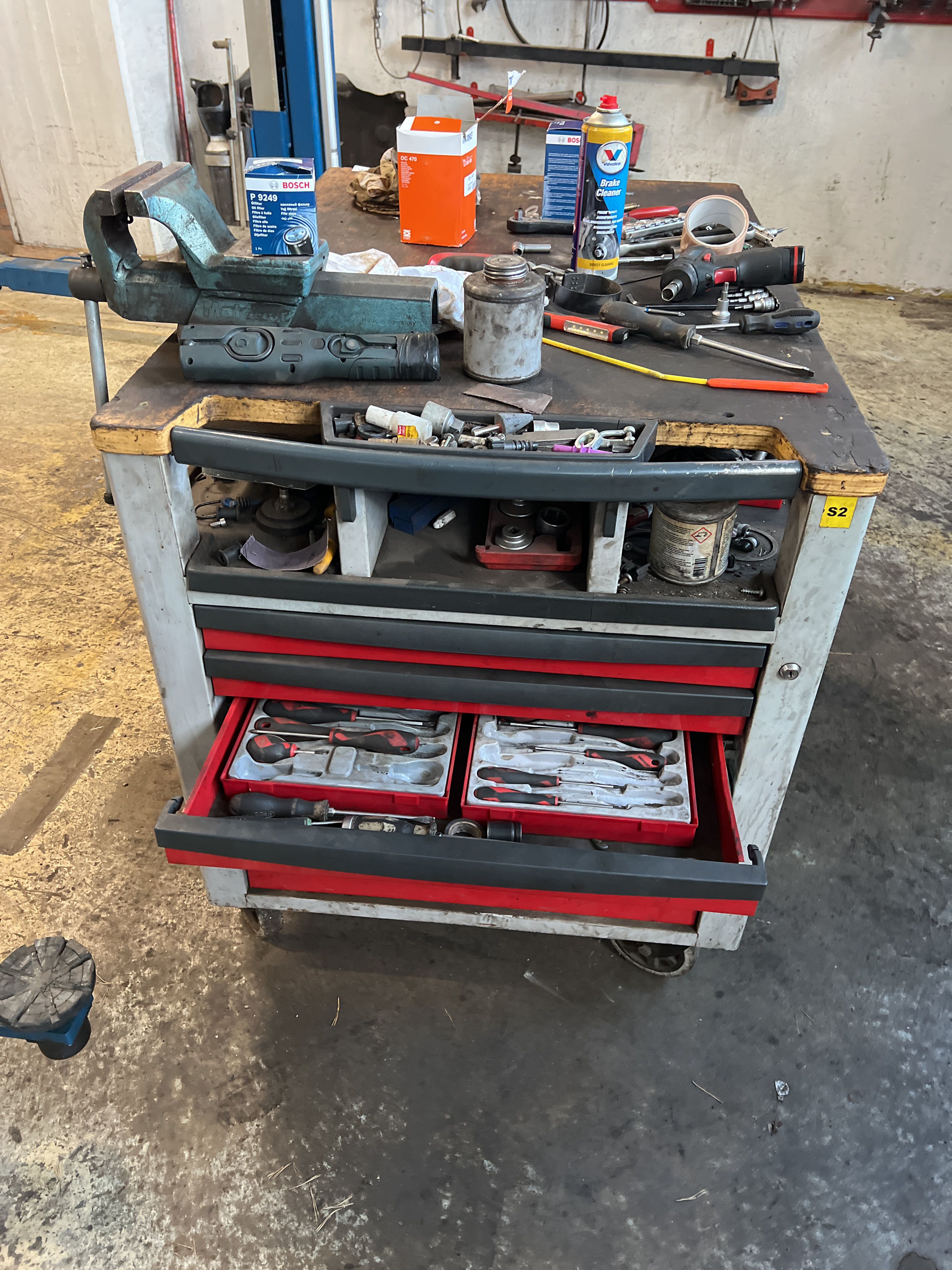 Work trolley with vise Beta C28 with tools - PS Auction - We value the ...