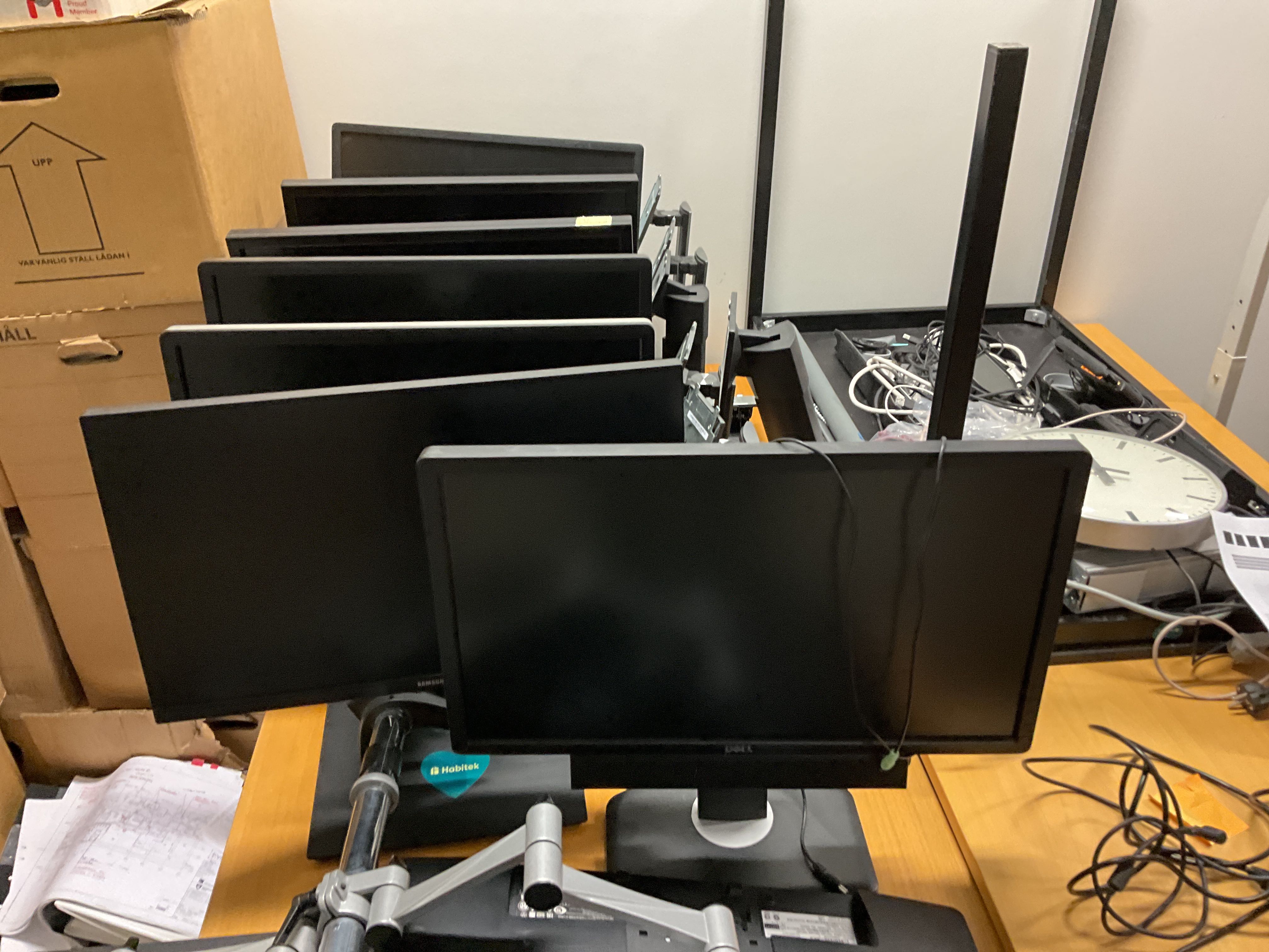 Table with computer screens - PS Auction - We value the future ...