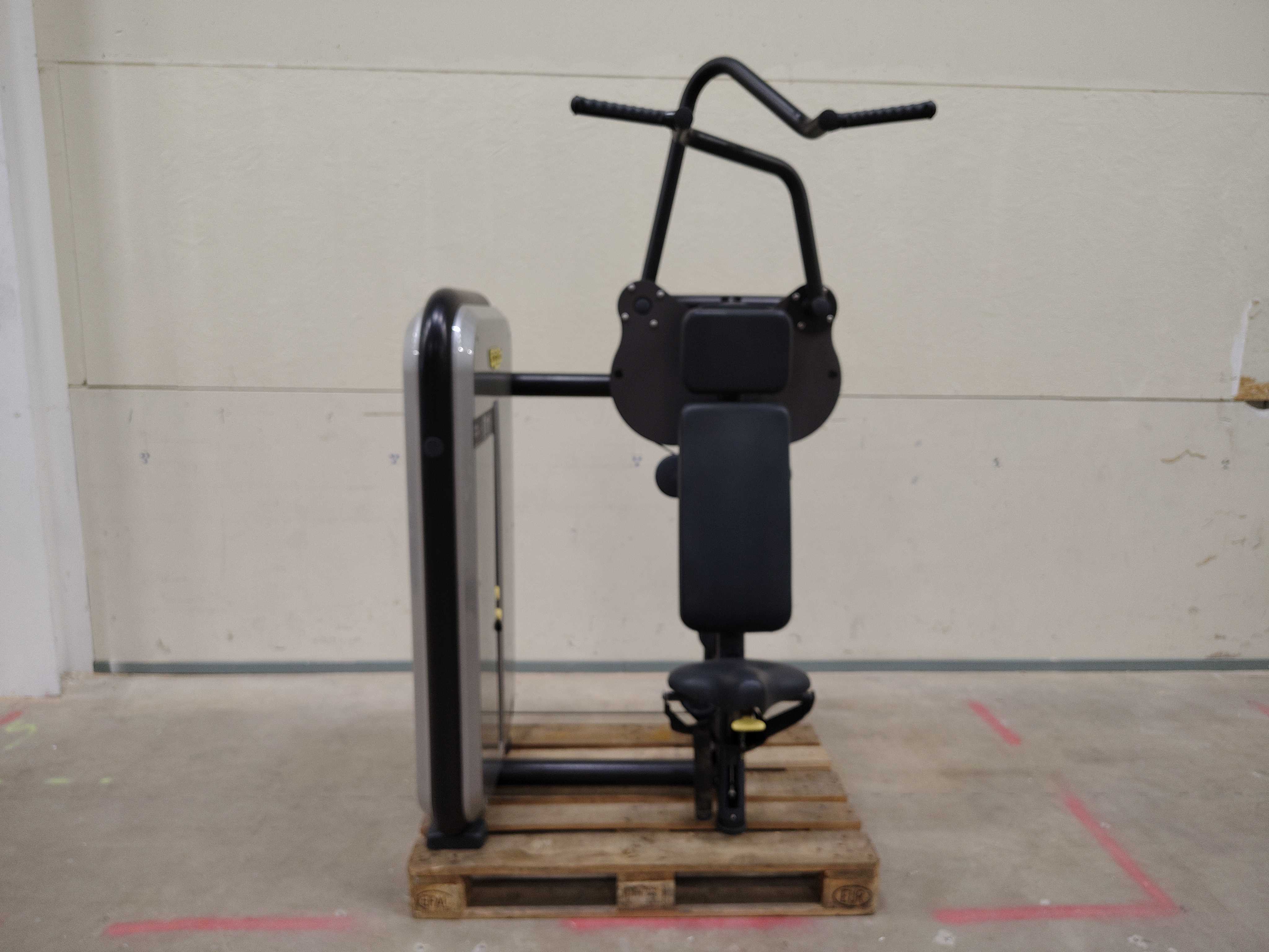 Lat Pulldown Machine - Technogym Vertical Traction, strength training ...