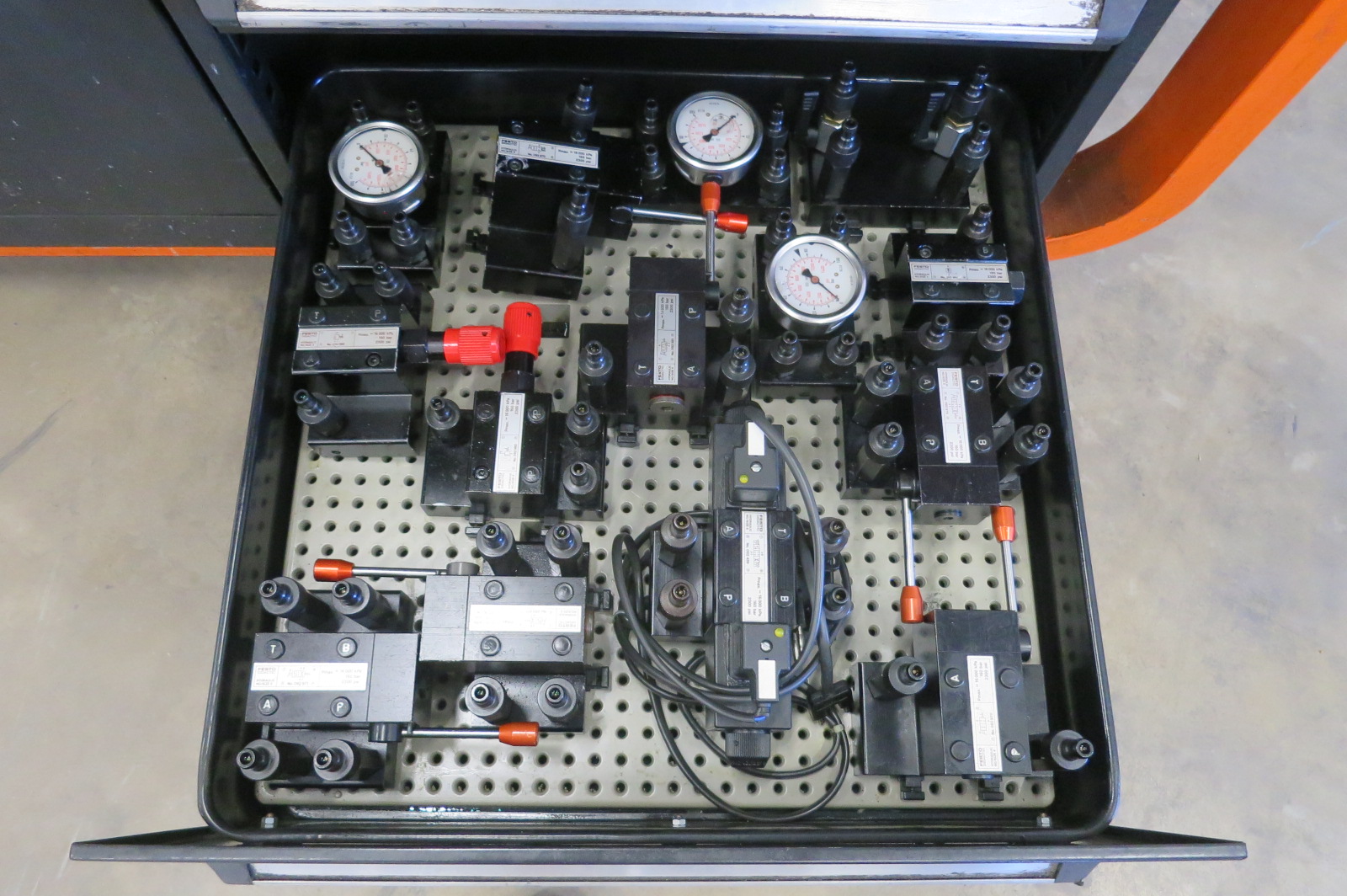 Hydraulic/pneumatics bench / test station Festo - PS Auction - We value ...