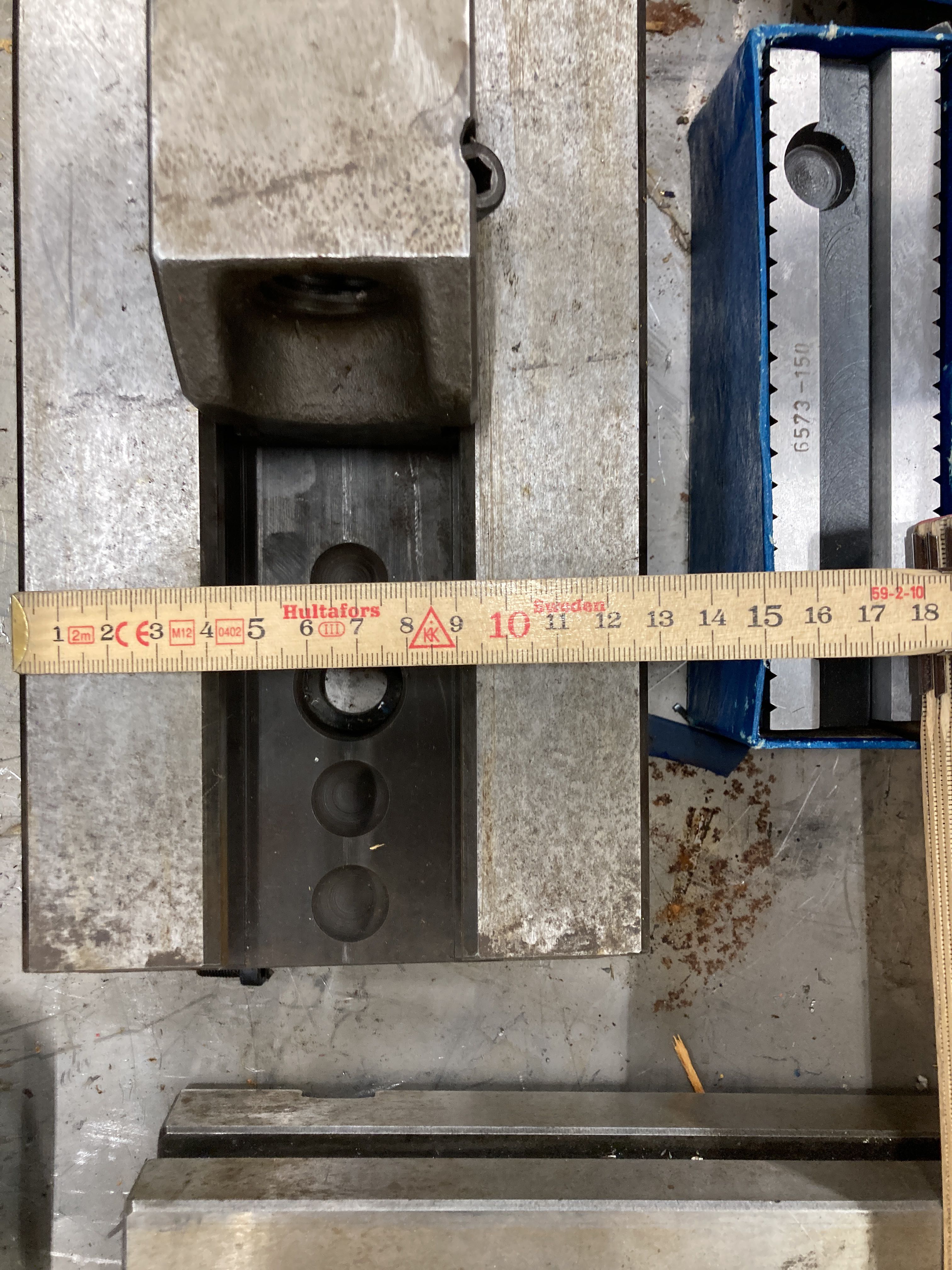 Split machine vise incl accessories - PS Auction - We value the future ...