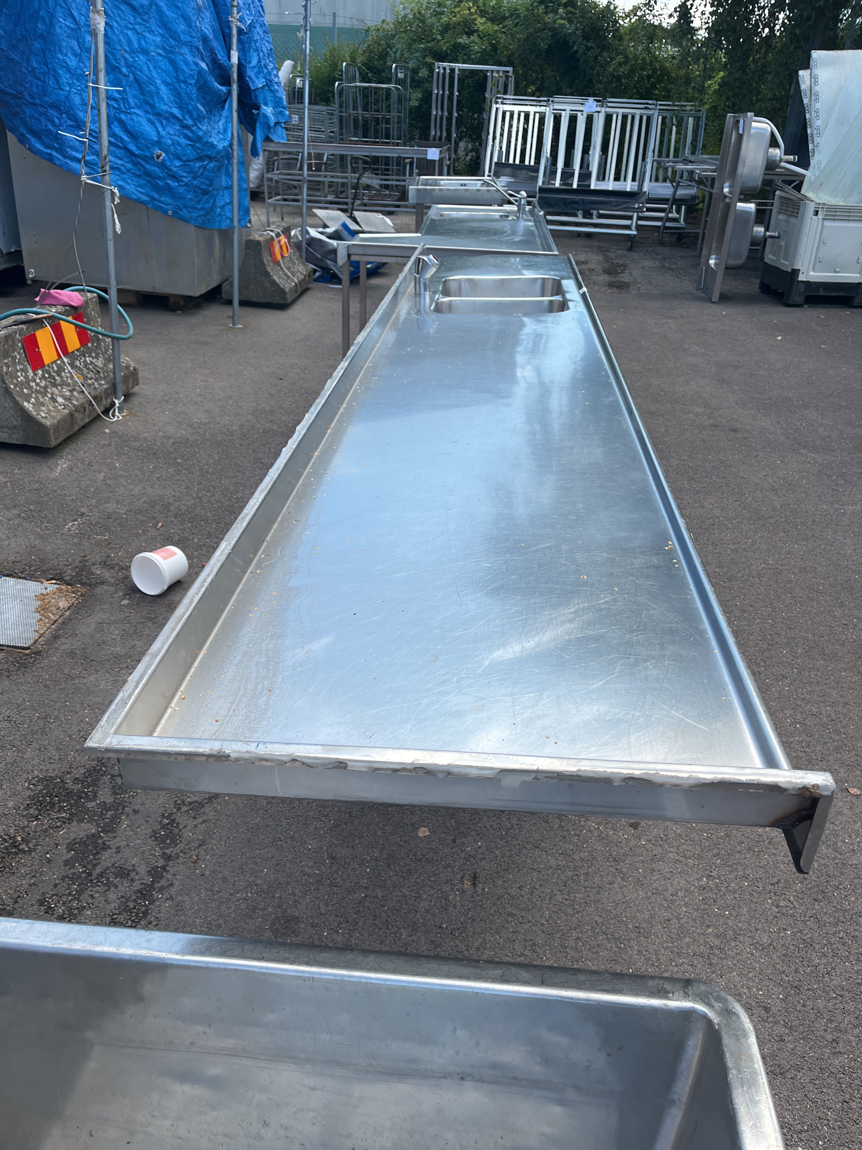 Rostfri bänk med vask - Auktioner online - Nätauktioner ...