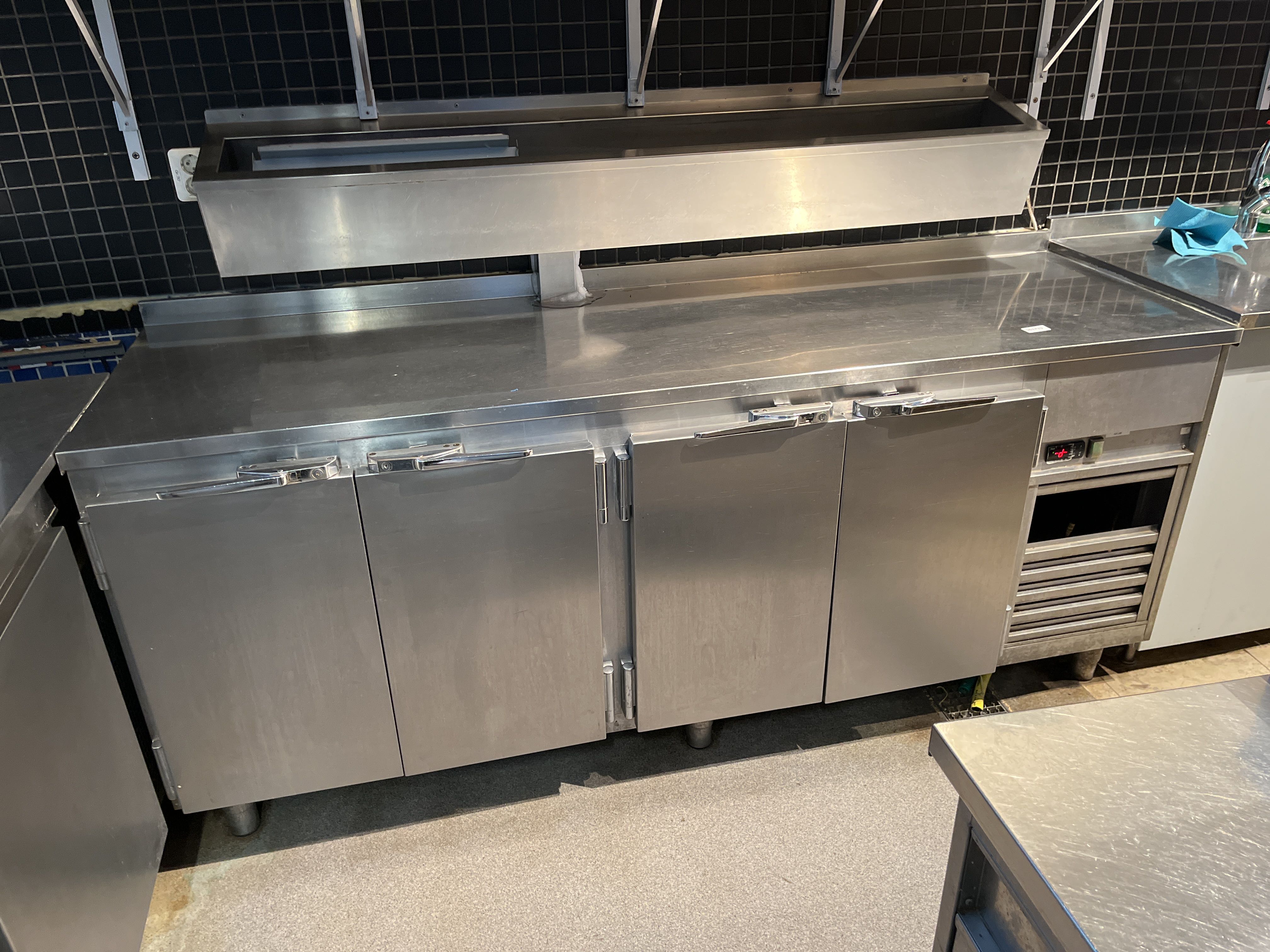 Cooling bench with wall-mounted cooling channel - PS Auction - We value ...