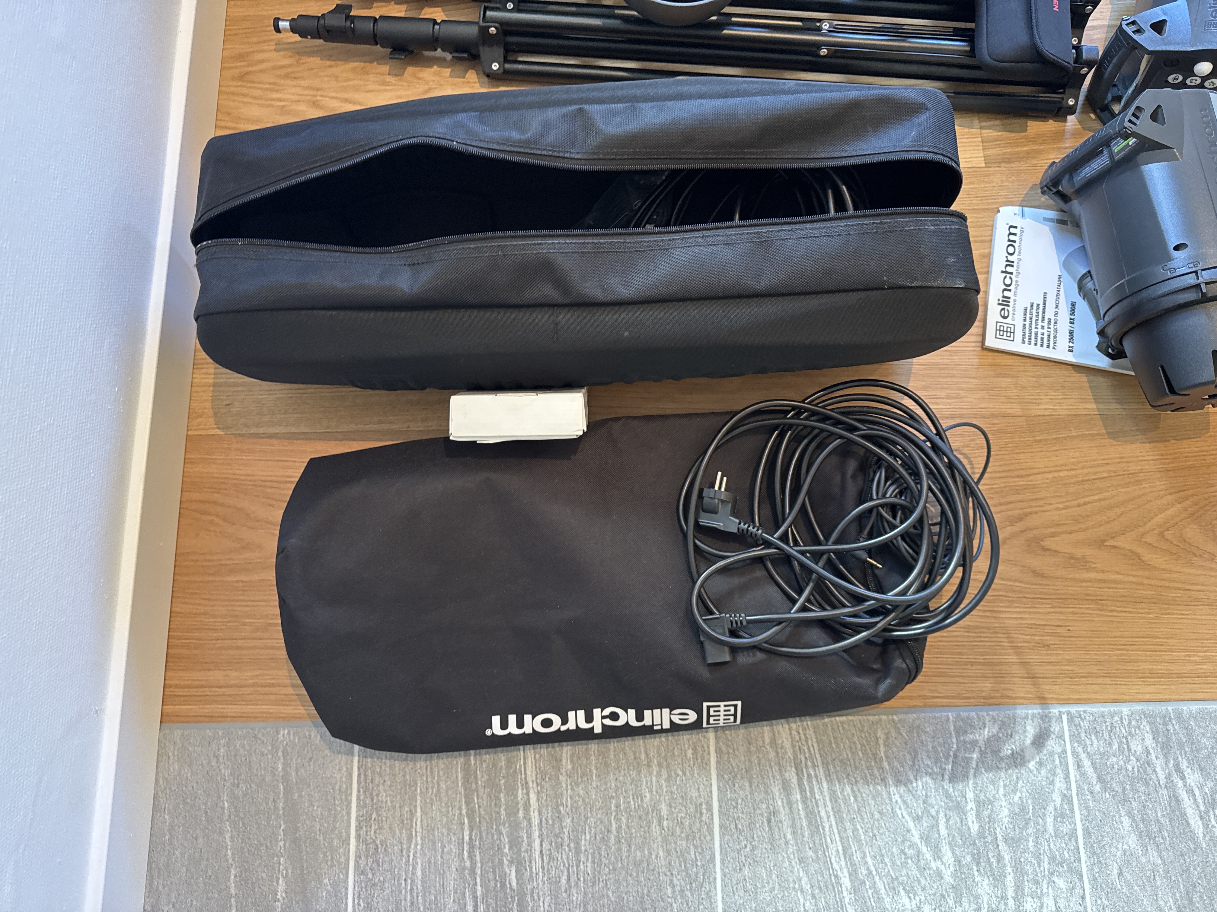Elinchrom BX 500 & 250 Ri, gossen ljusmätare och skärmar - Auktioner ...
