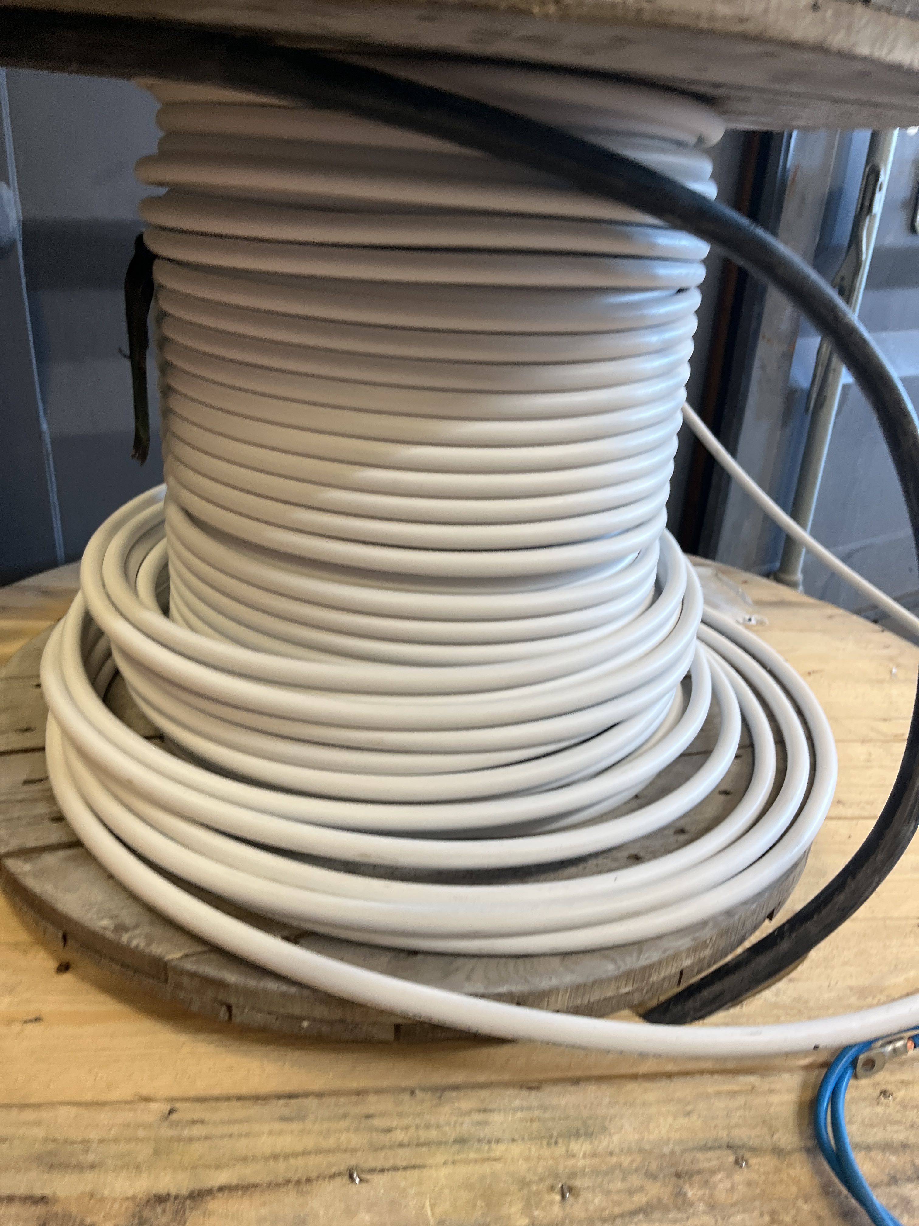 Rullar med elkabel av olika slag, ca 28 rullar - Auktioner online ...