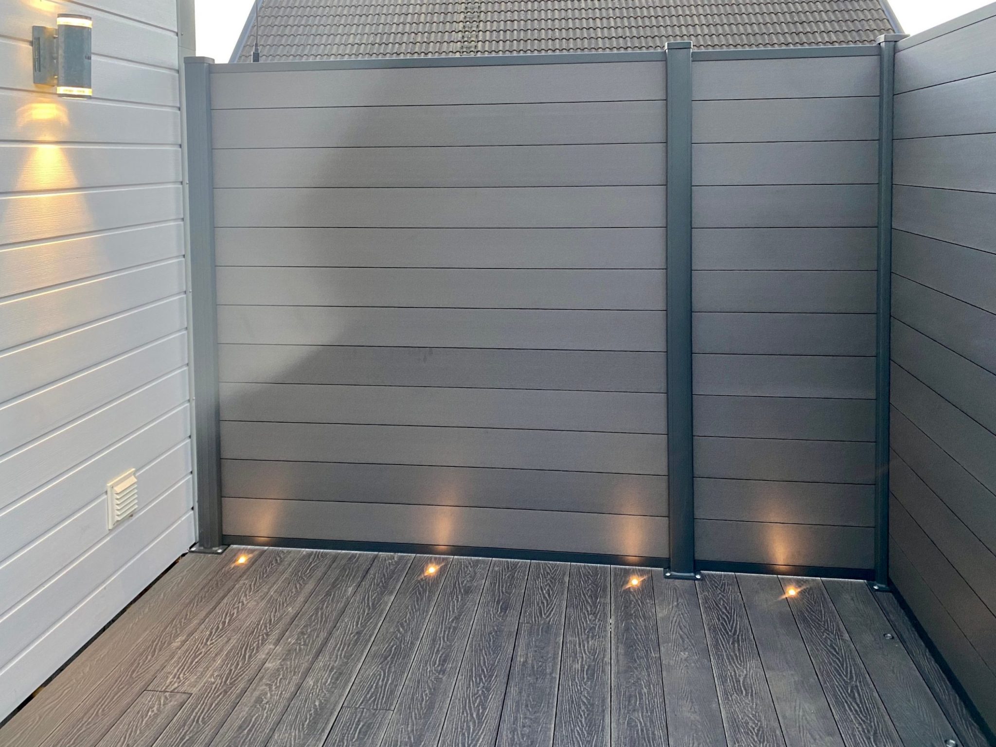 Plank/insynsskydd i träkomposit grå -3.6m - Auktioner online ...