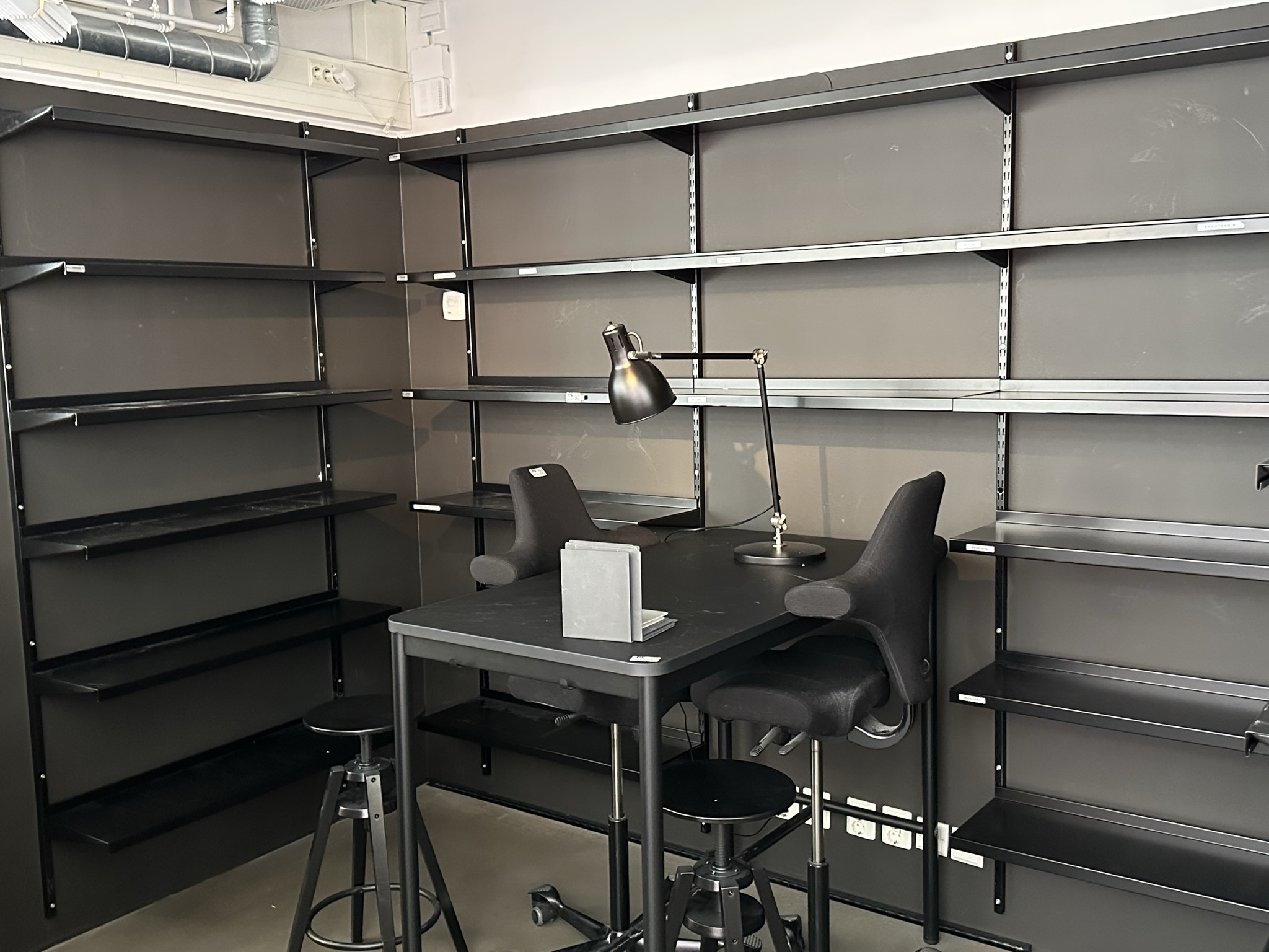Shelving system in sheet metal Shelving technology - PS Auction - We ...