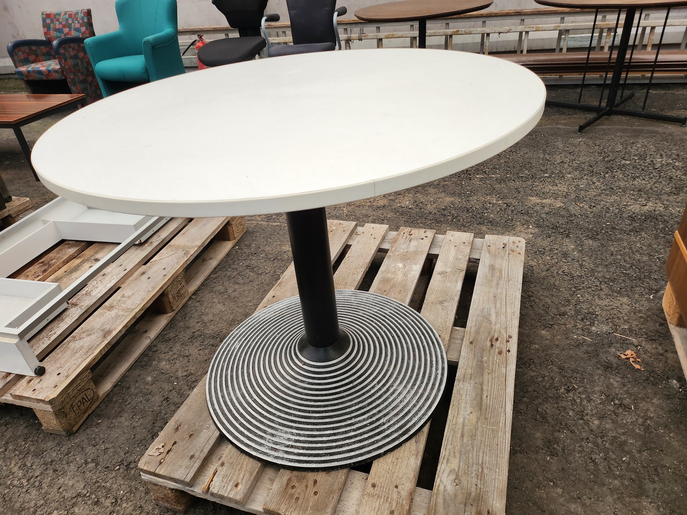 •Round table 90 cm white with pillar base - PS Auction - We value the ...