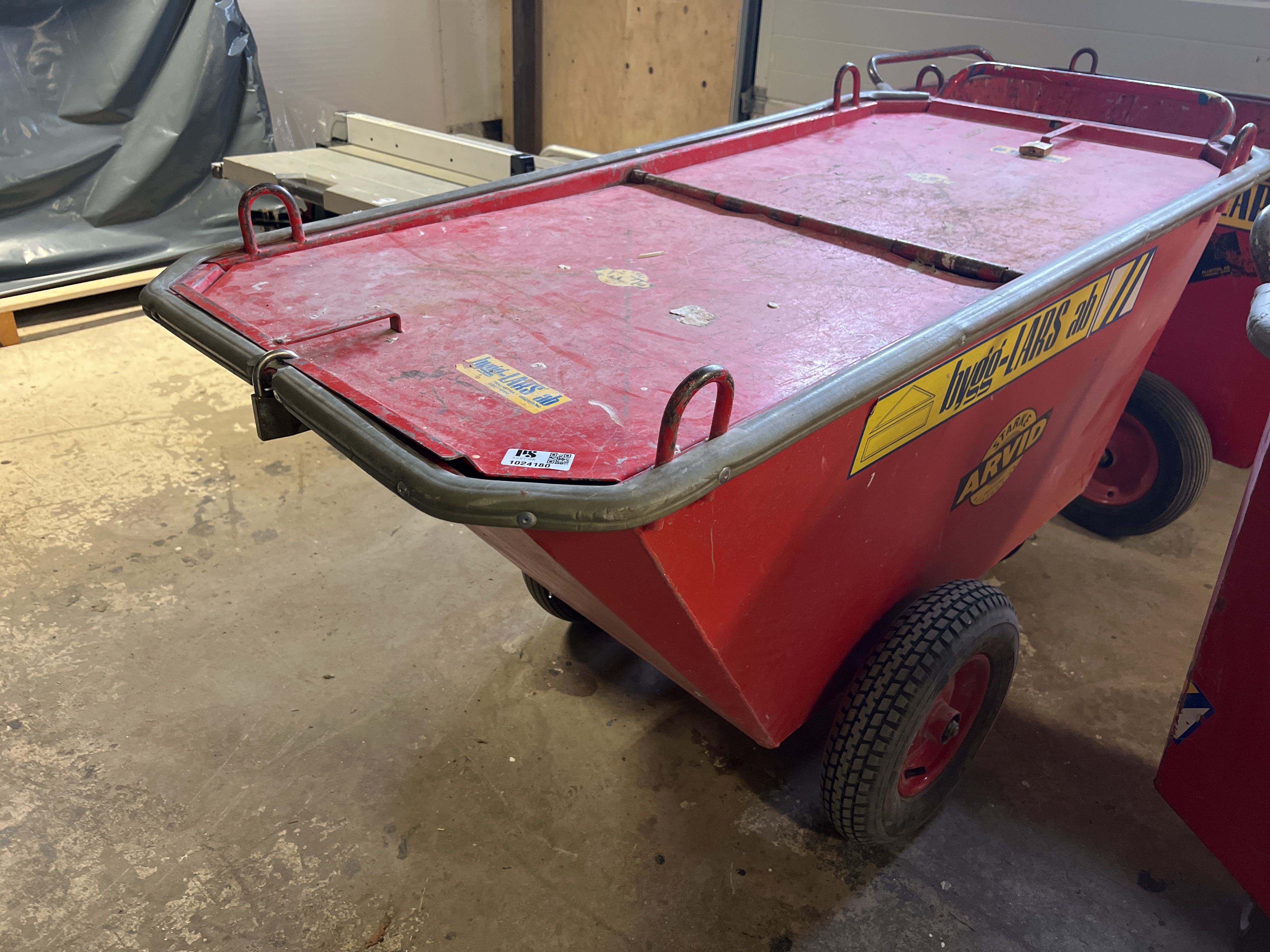 Feed cart with lid - PS Auction - We value the future - Largest in net ...