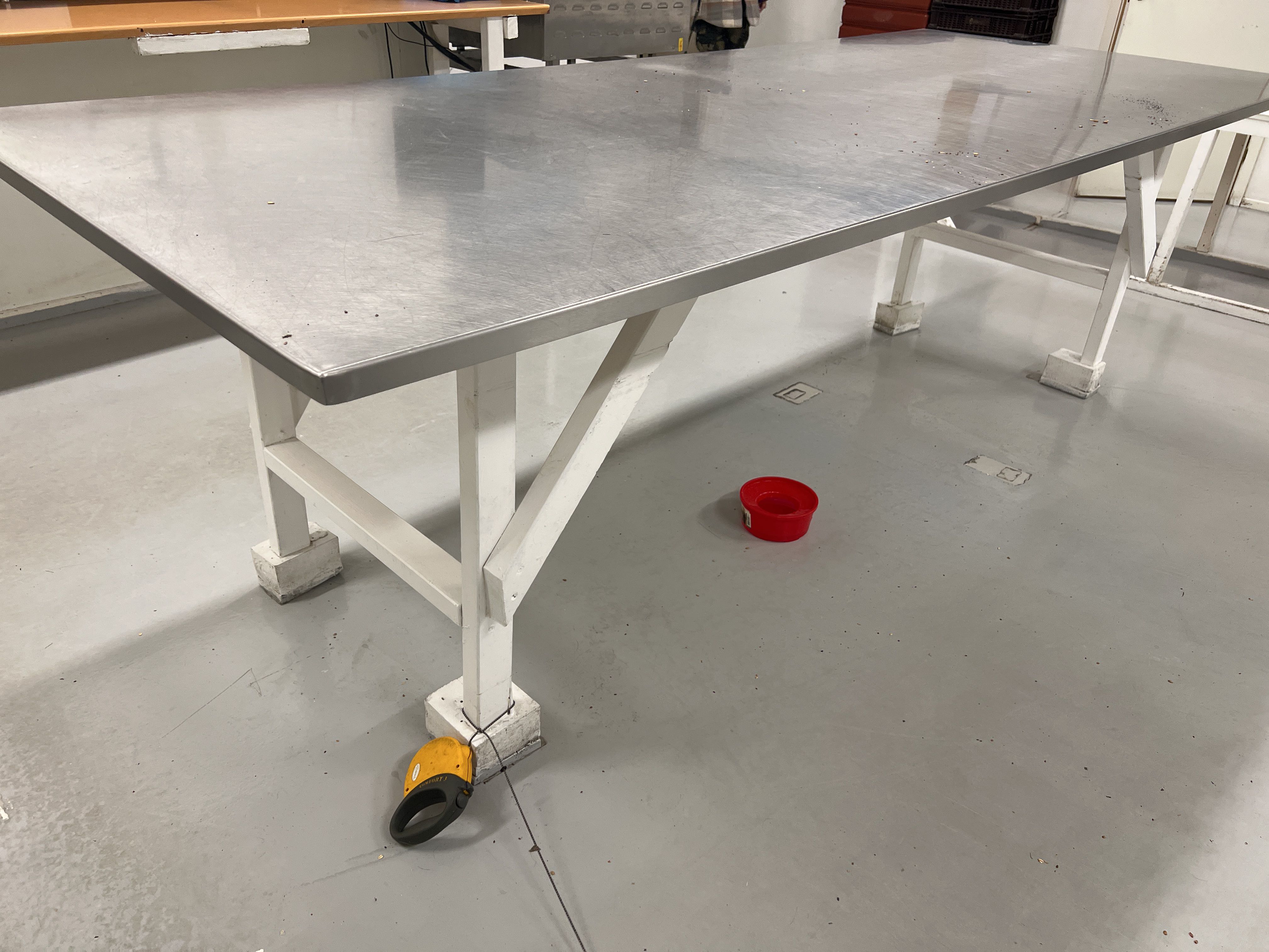 Arbetsbänkar med rostfria ytor, 3 stycken - Auktioner online ...