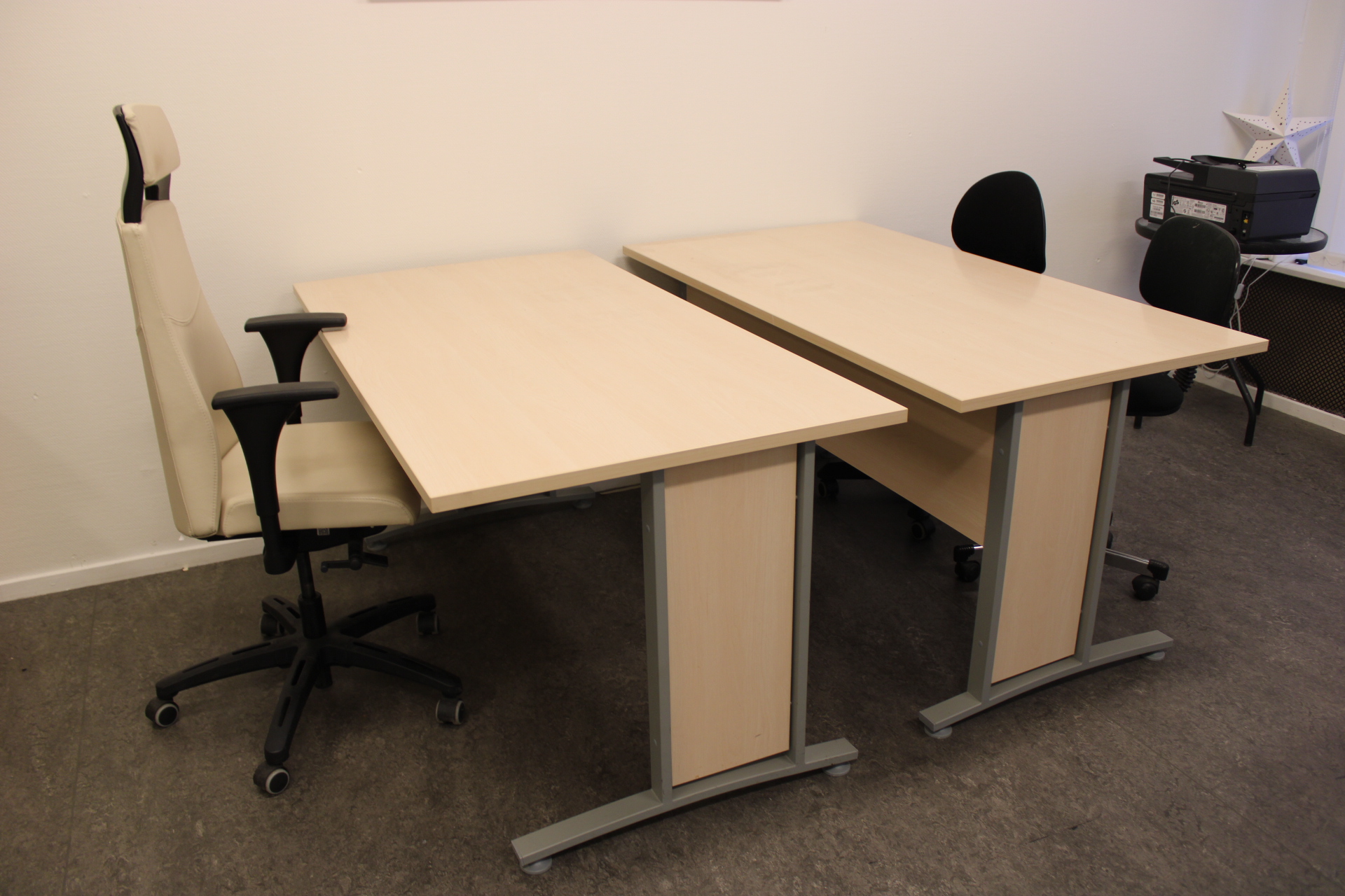 Two desks and three desk chairs - PS Auction - We value the future ...