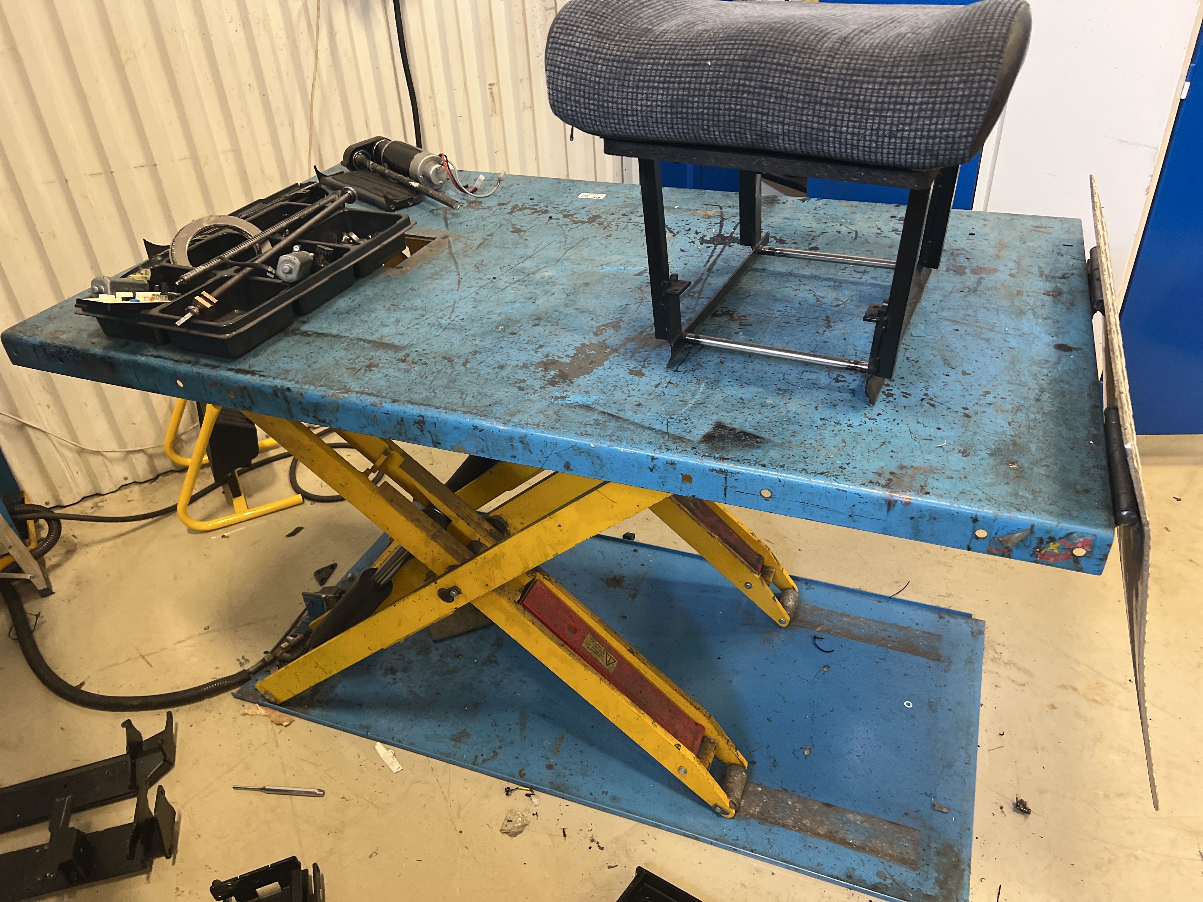 Scissor lift table with small ramp - PS Auction - We value the future ...