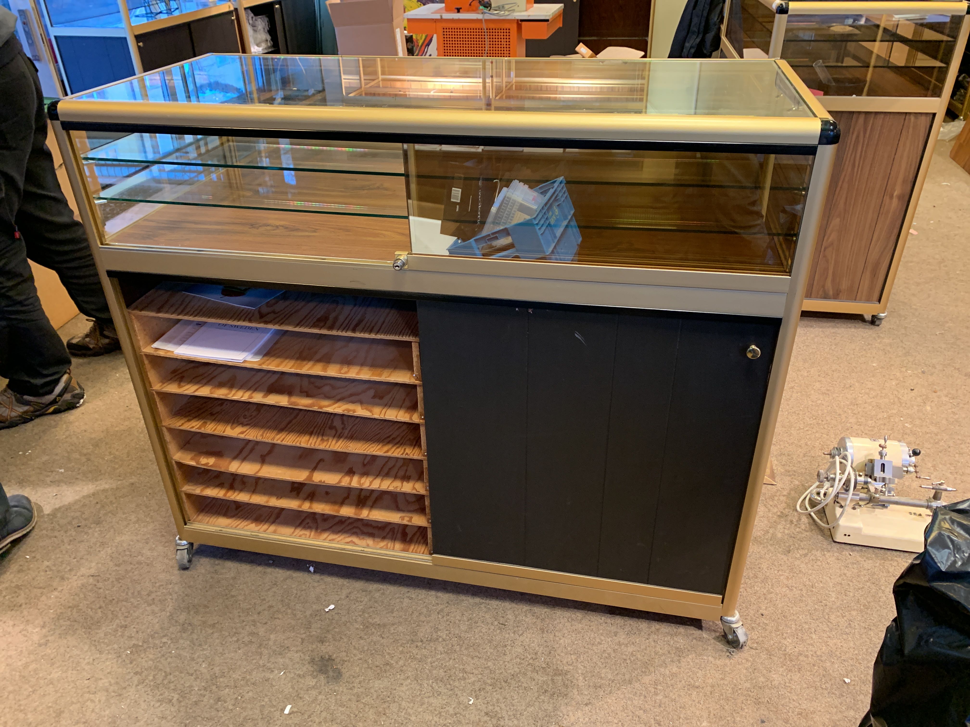 Shop counter on wheels for goldsmith shop - PS Auction - We value the ...