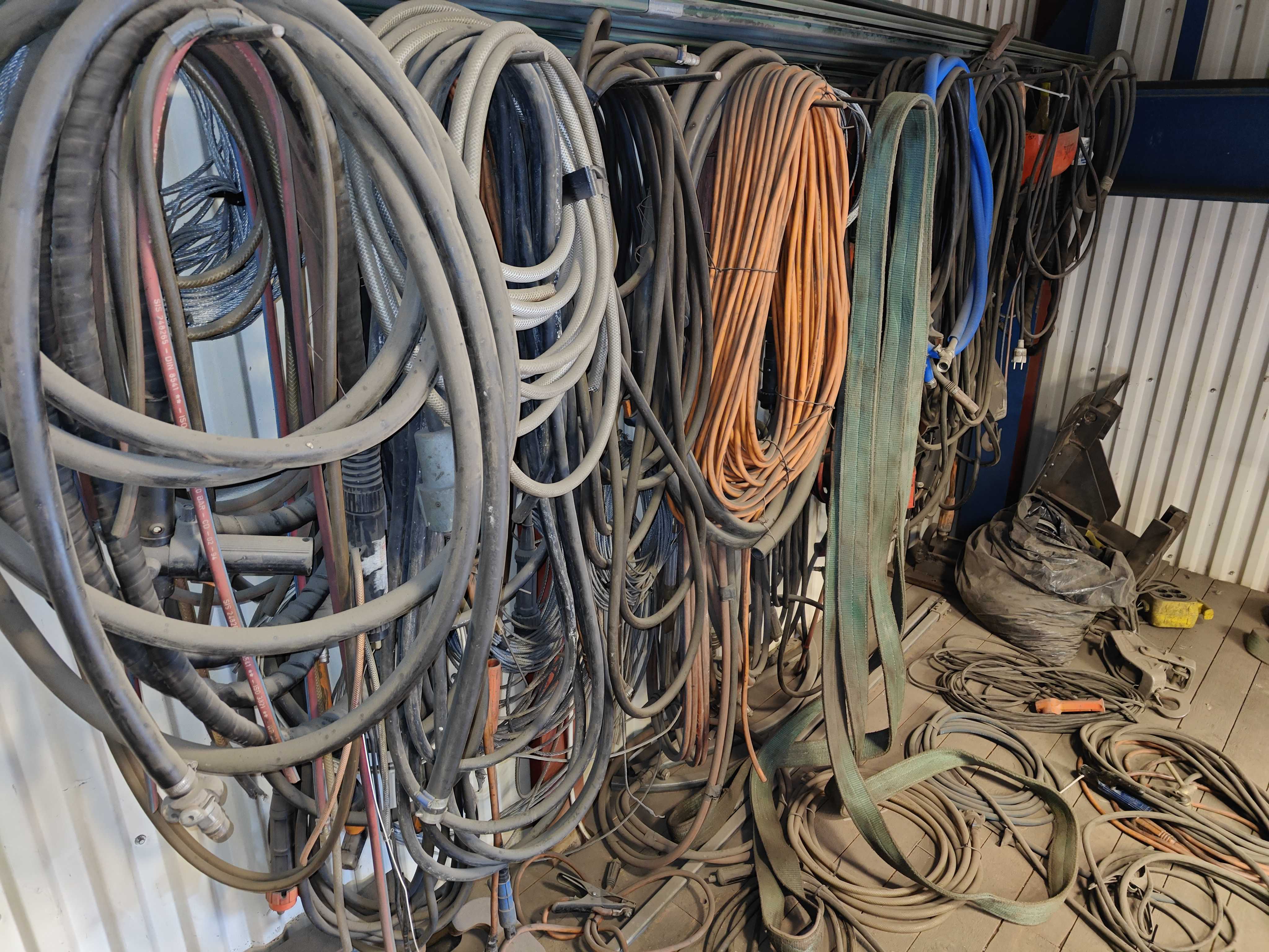 Stort parti med slang, wire, kabel m.m - Auktioner online ...