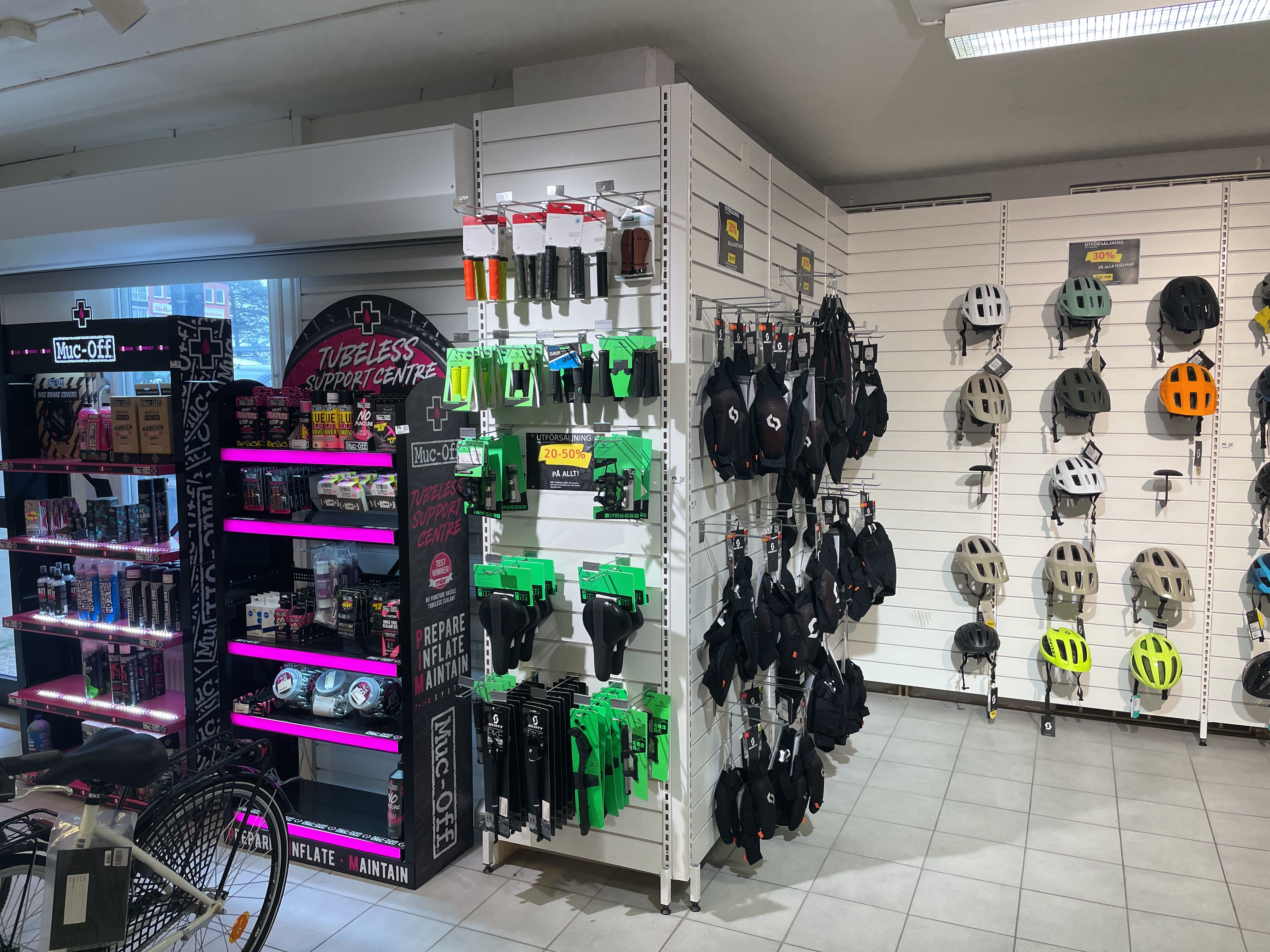 Shop walls slatwall - PS Auction - We value the future - Largest in net ...