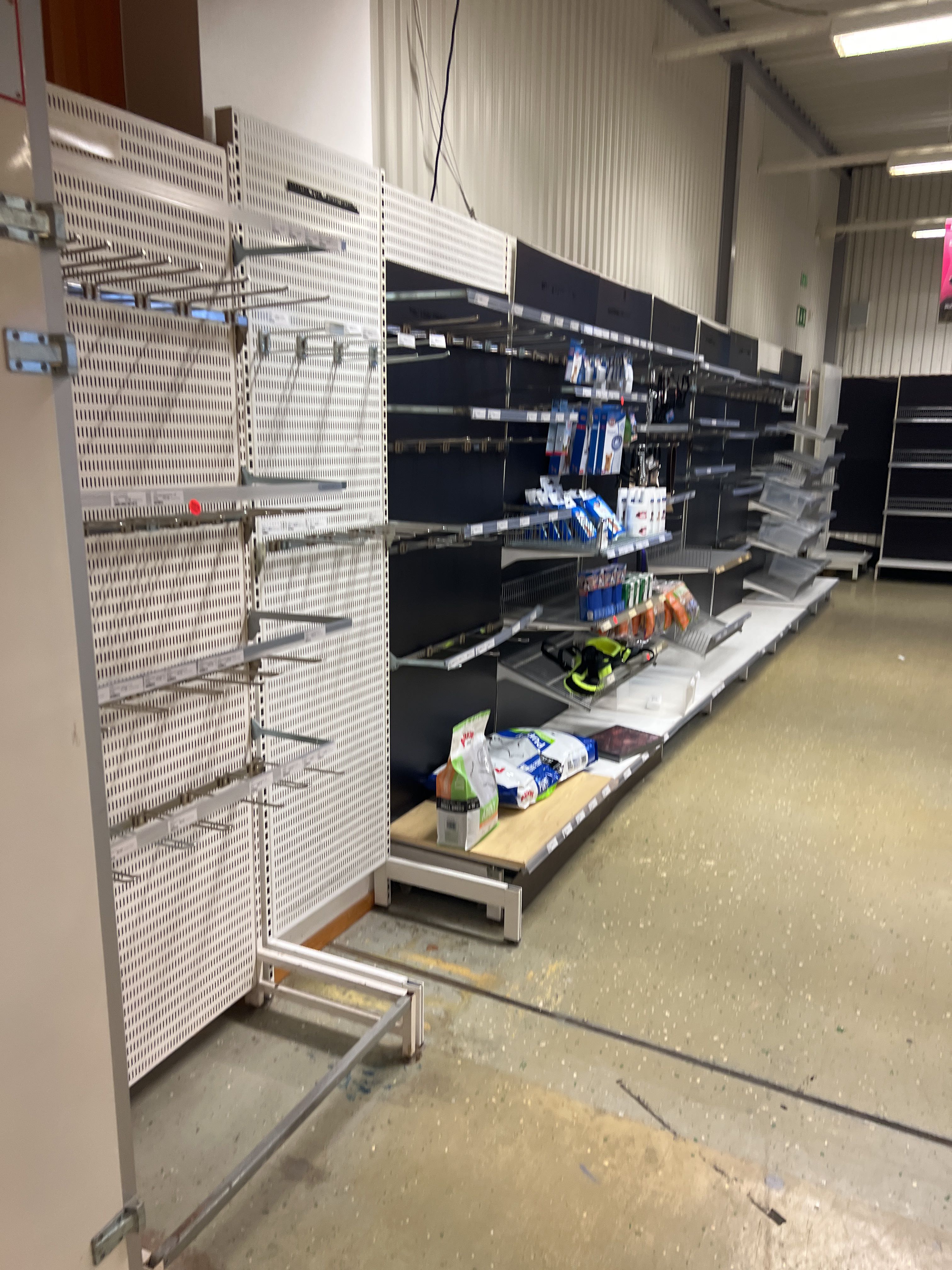 Shop fittings, shelves and wall-mounted sections - PS Auction - We ...