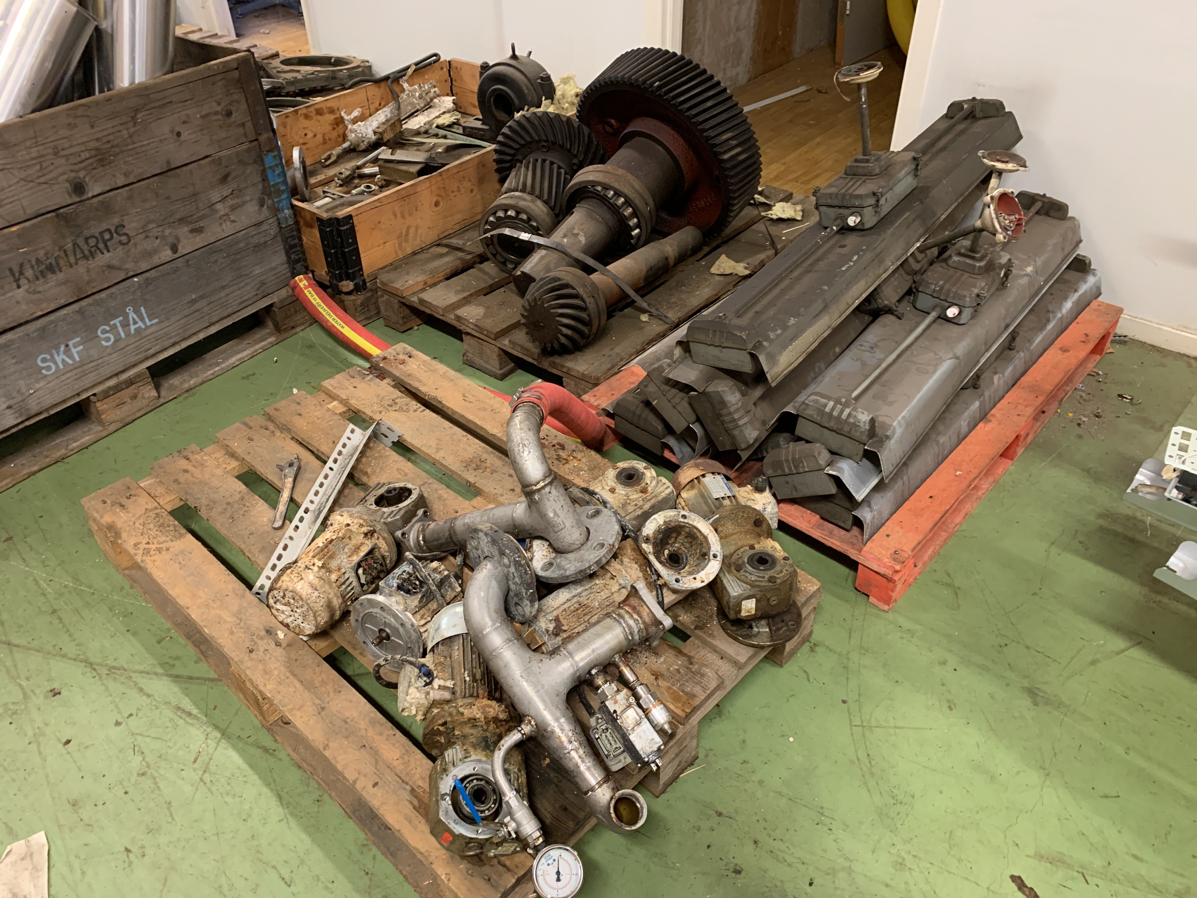 Various spare parts about 20 pallets - PS Auction - We value the future ...
