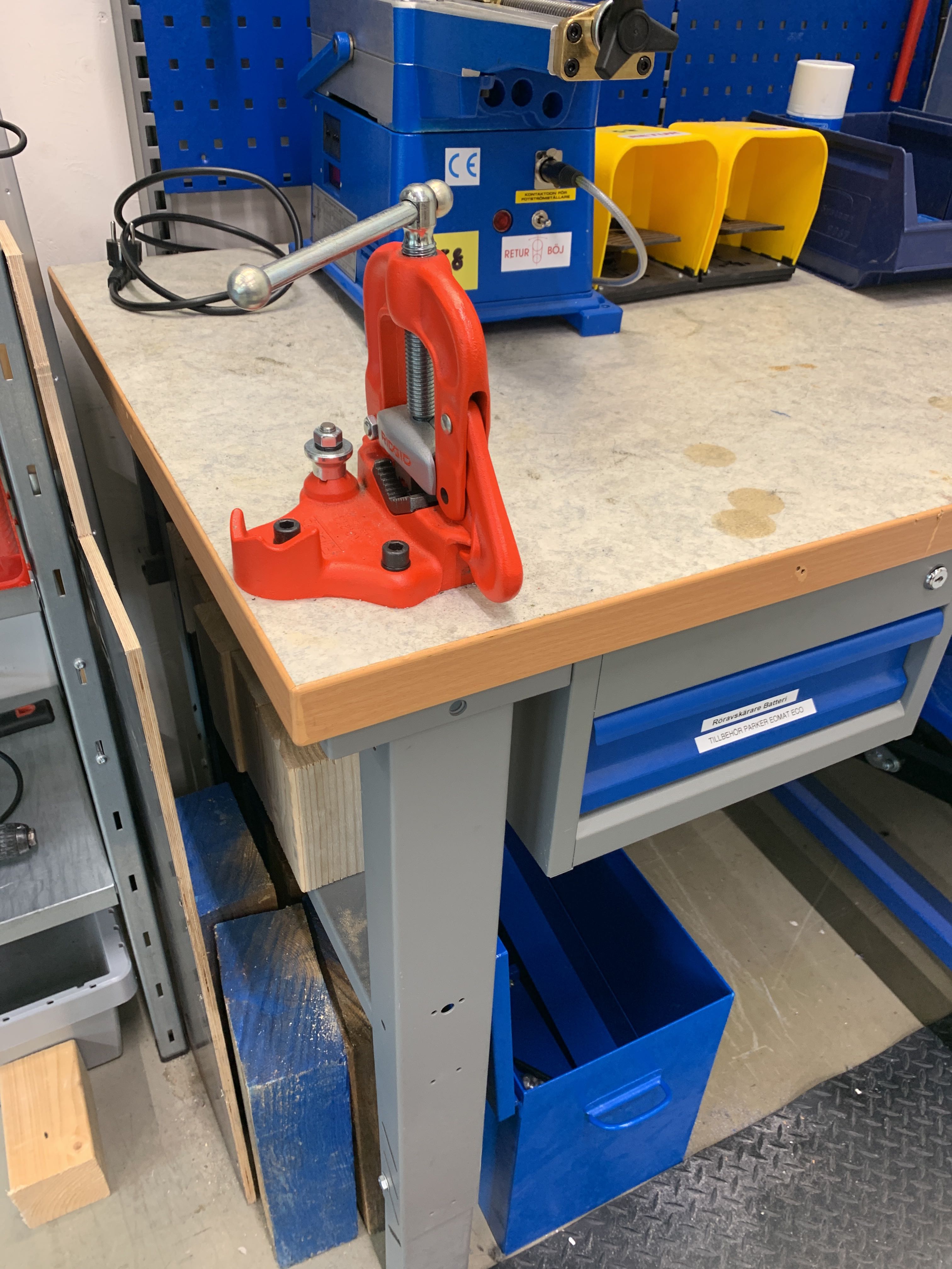 Electric pipe stand, workbench, tool board with tools - PS Auction - We ...