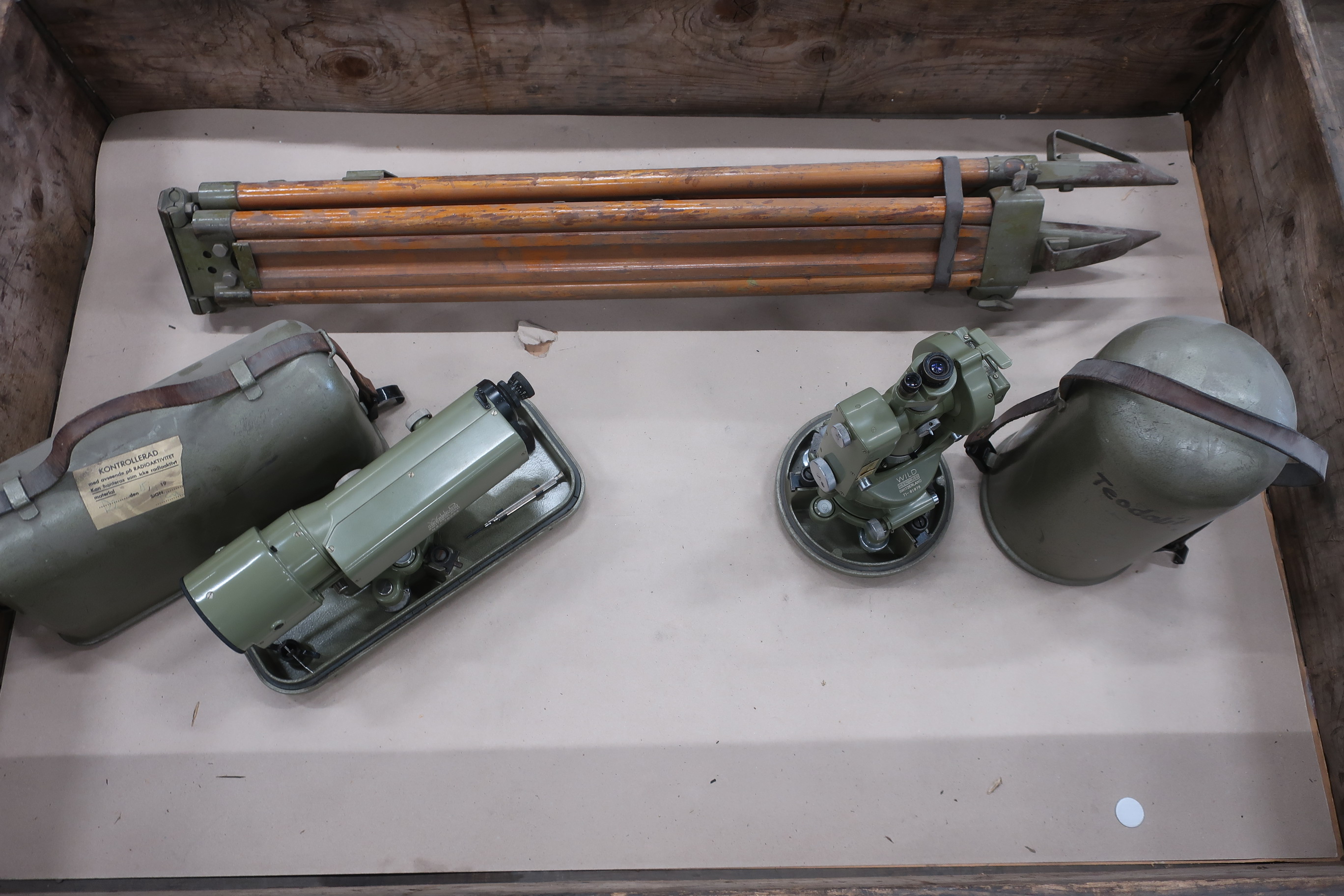 Measuring instrument WILD Heerbrugg incl tripod - PS Auction - We value ...