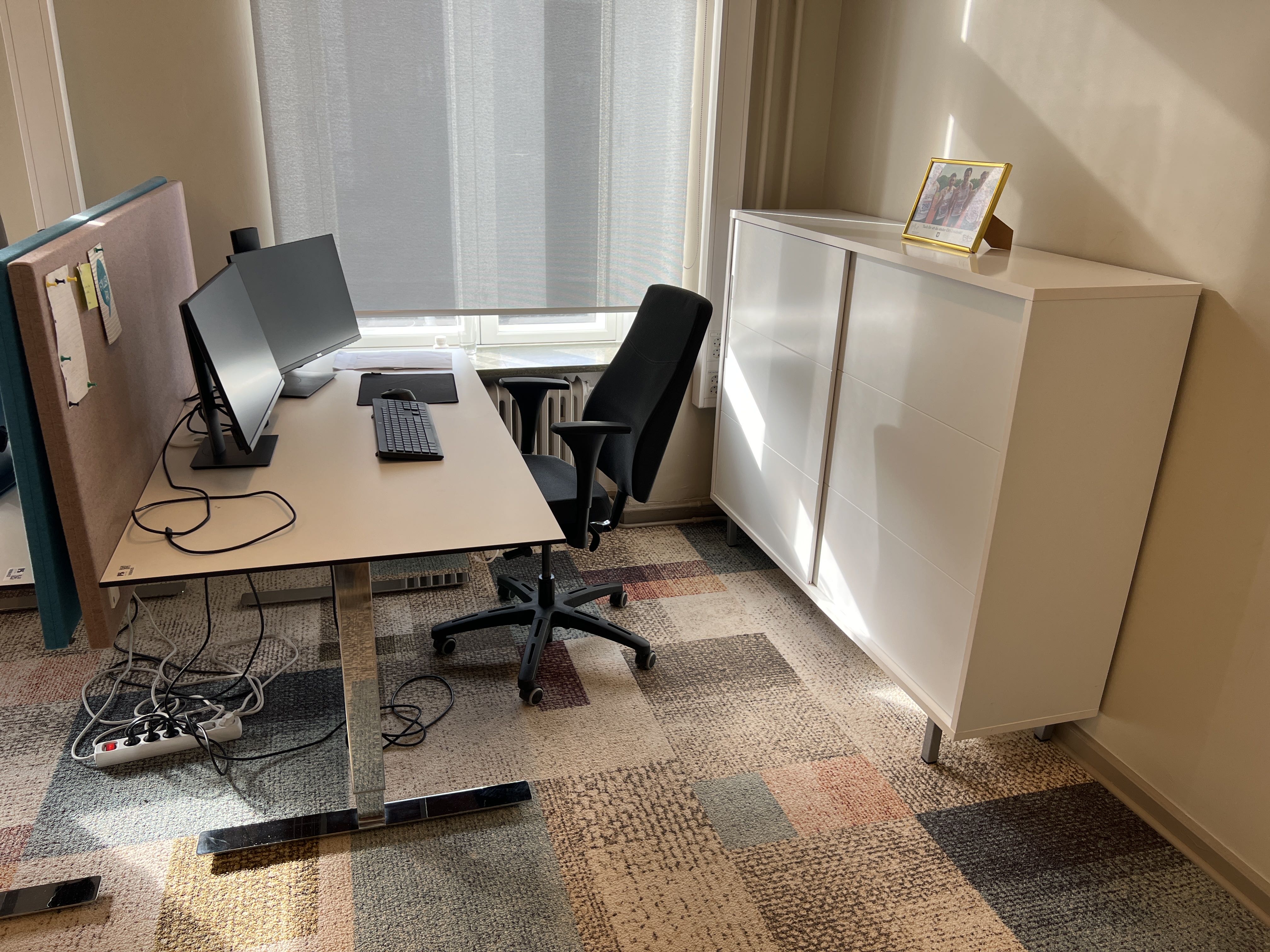 Office workplace Raise and lower desk - PS Auction - We value the ...