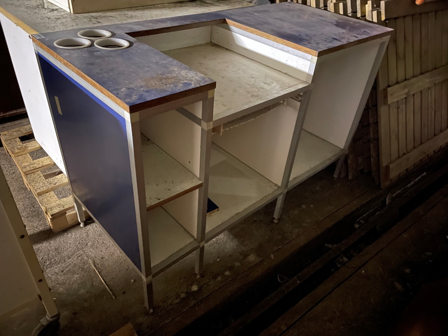 Cash desk and workbench on wheels - PS Auction - We value the future ...