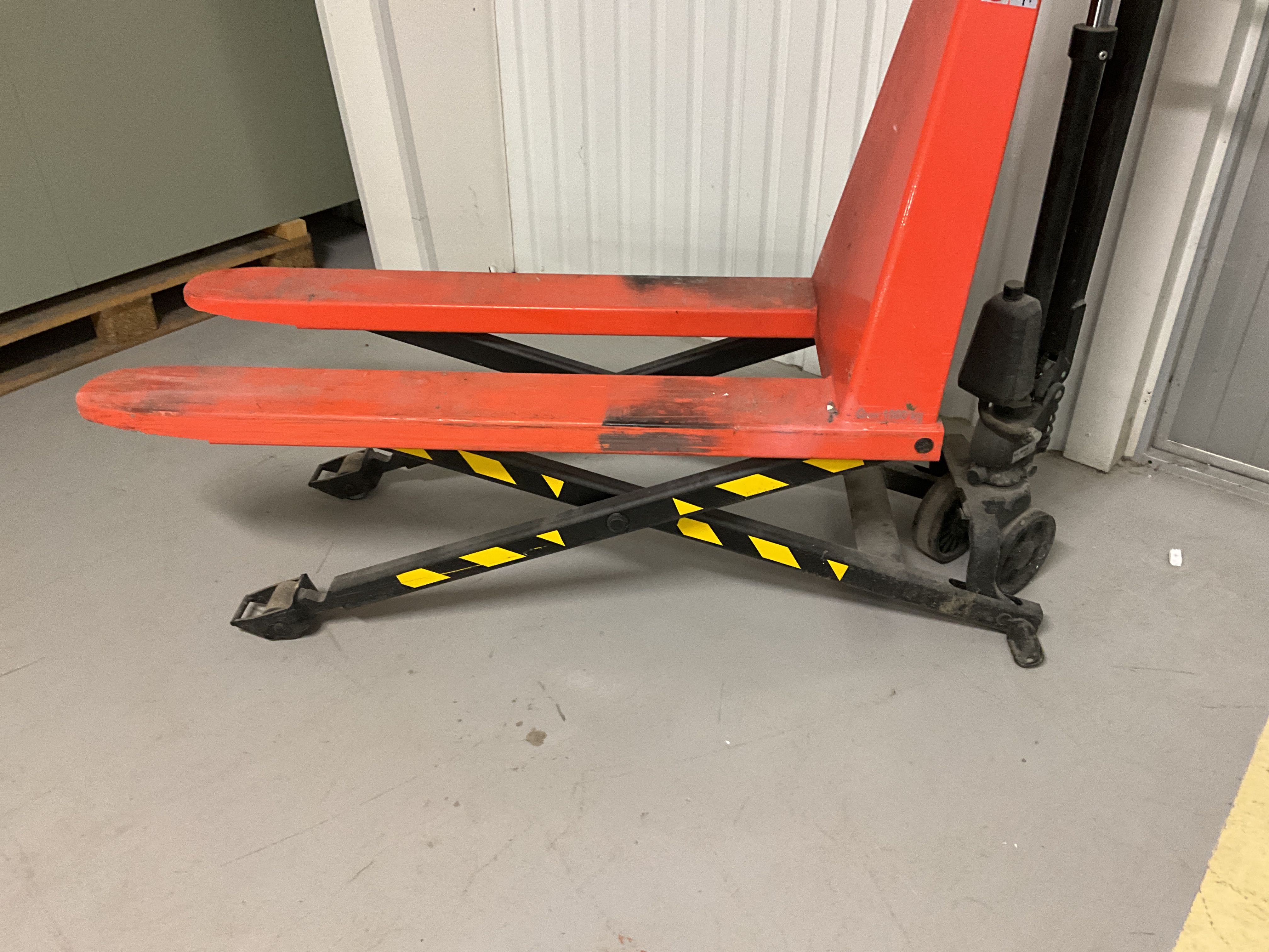BT Scissor lift/Pallet trolley - PS Auction - We value the future ...