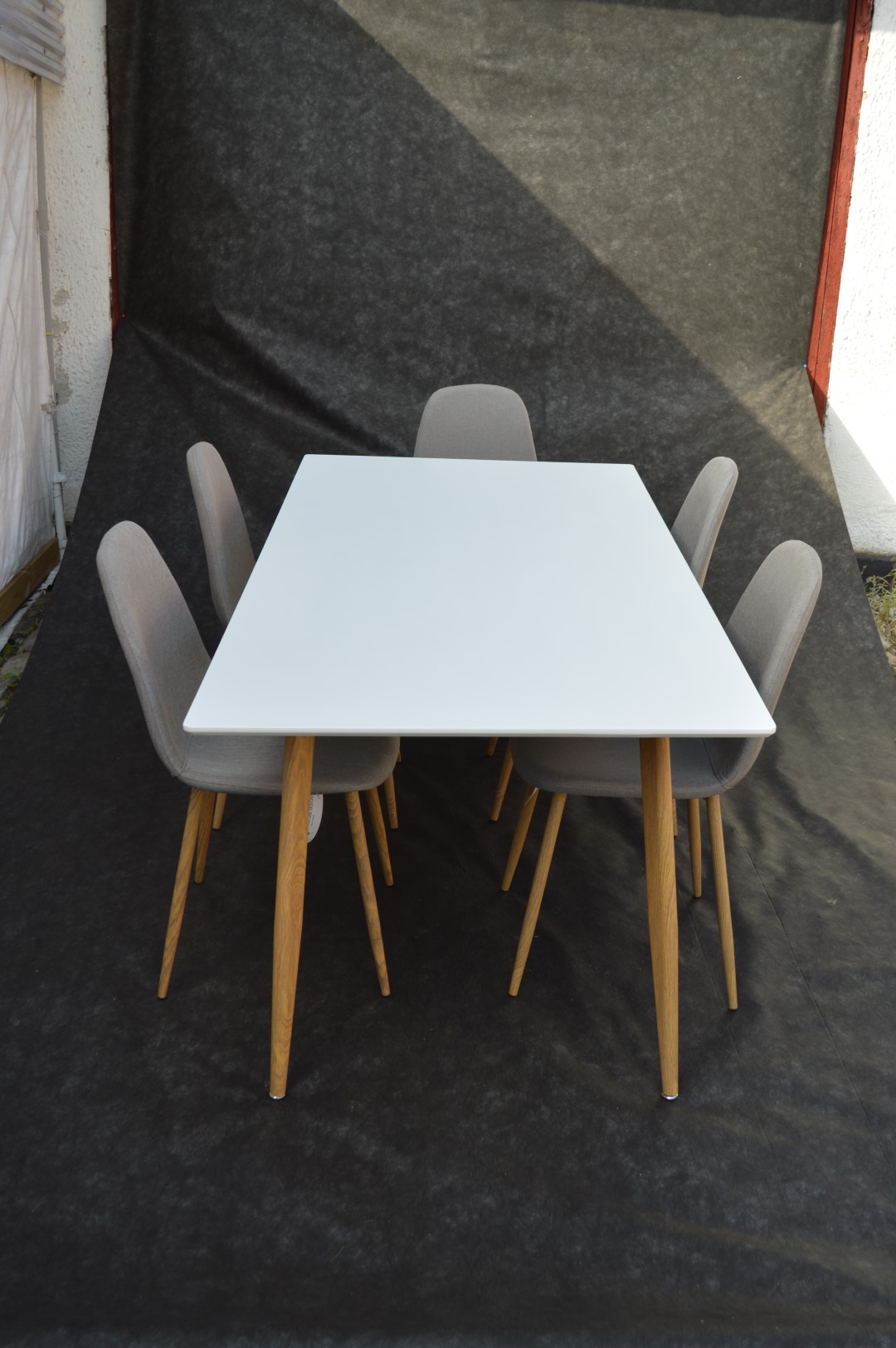 Matbord vitt med träben eller svarta ben - Auktioner online ...