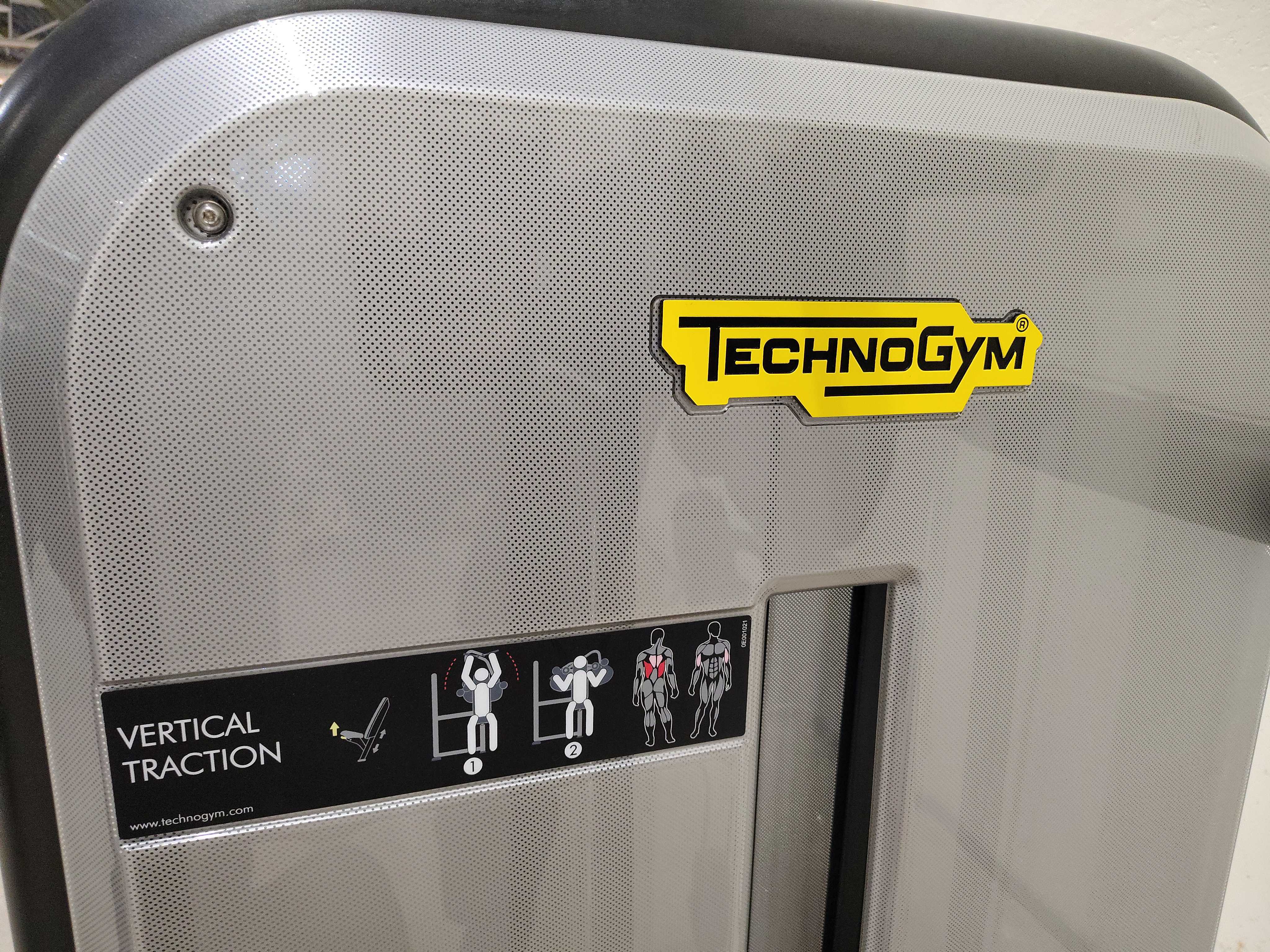 Lat Pulldown Machine - Technogym Vertical Traction, strength training ...