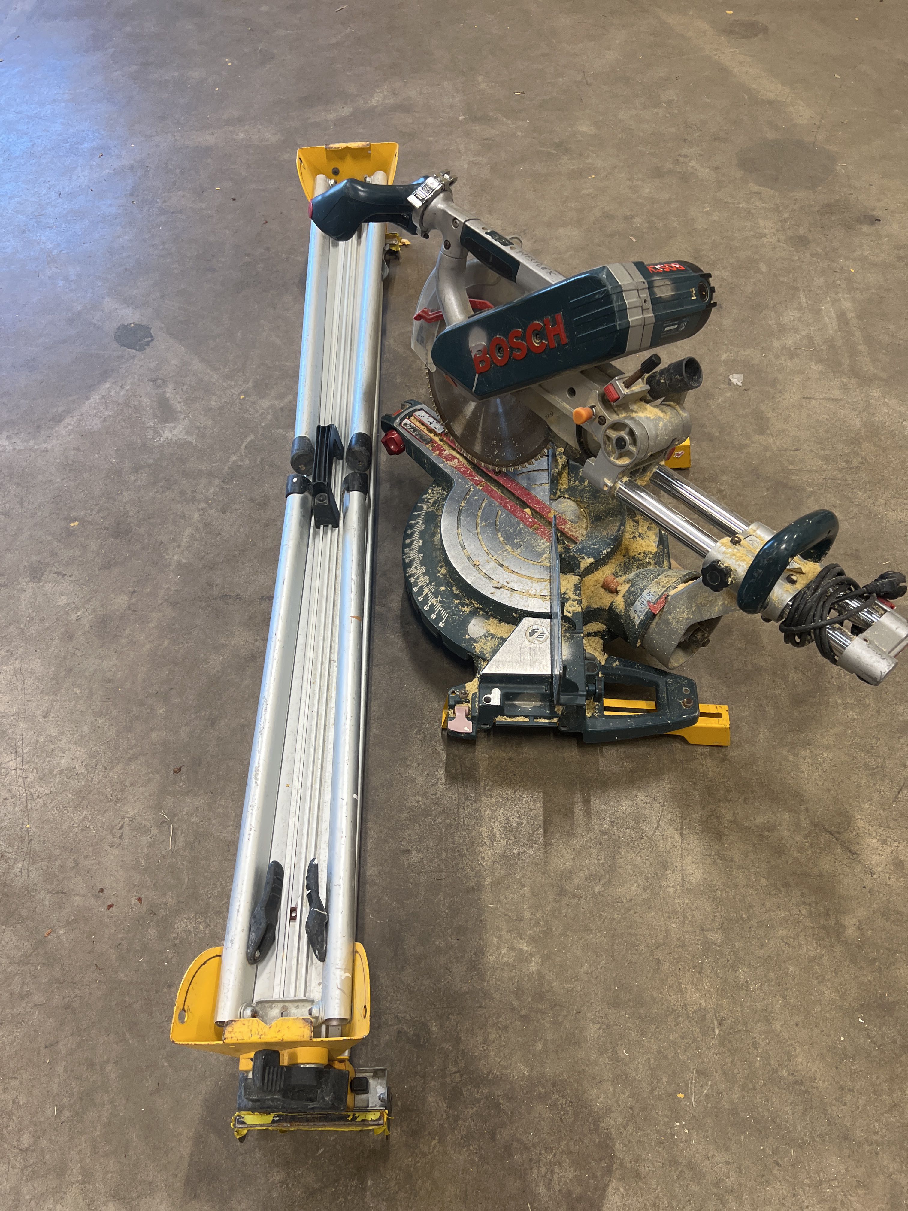 Kap- och gersåg med sågbord - Bosch GCM 12 SD / DeWalt DE7023 ...