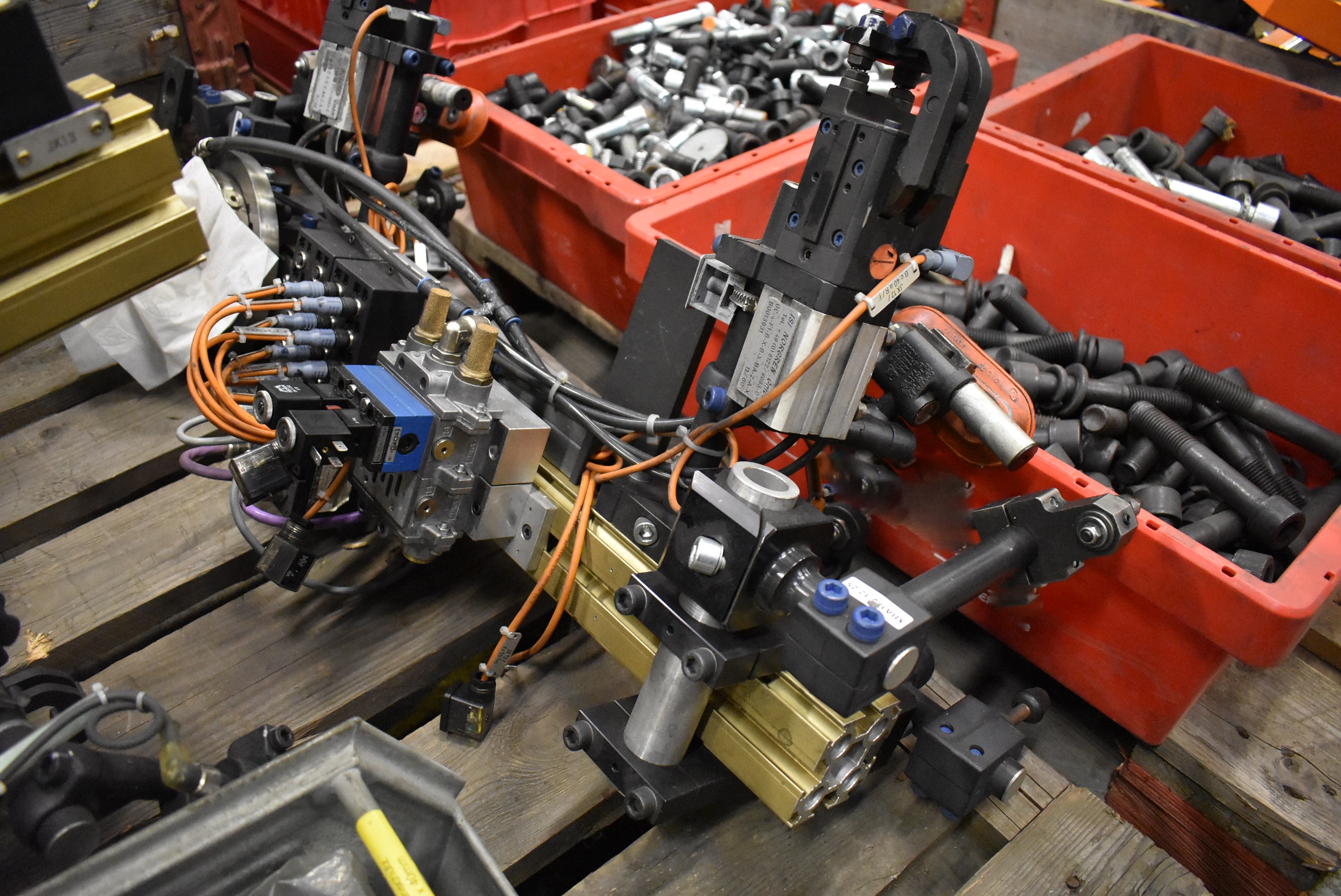 Robot gripping tools, various nibbles, earthing devices. - PS Auction ...