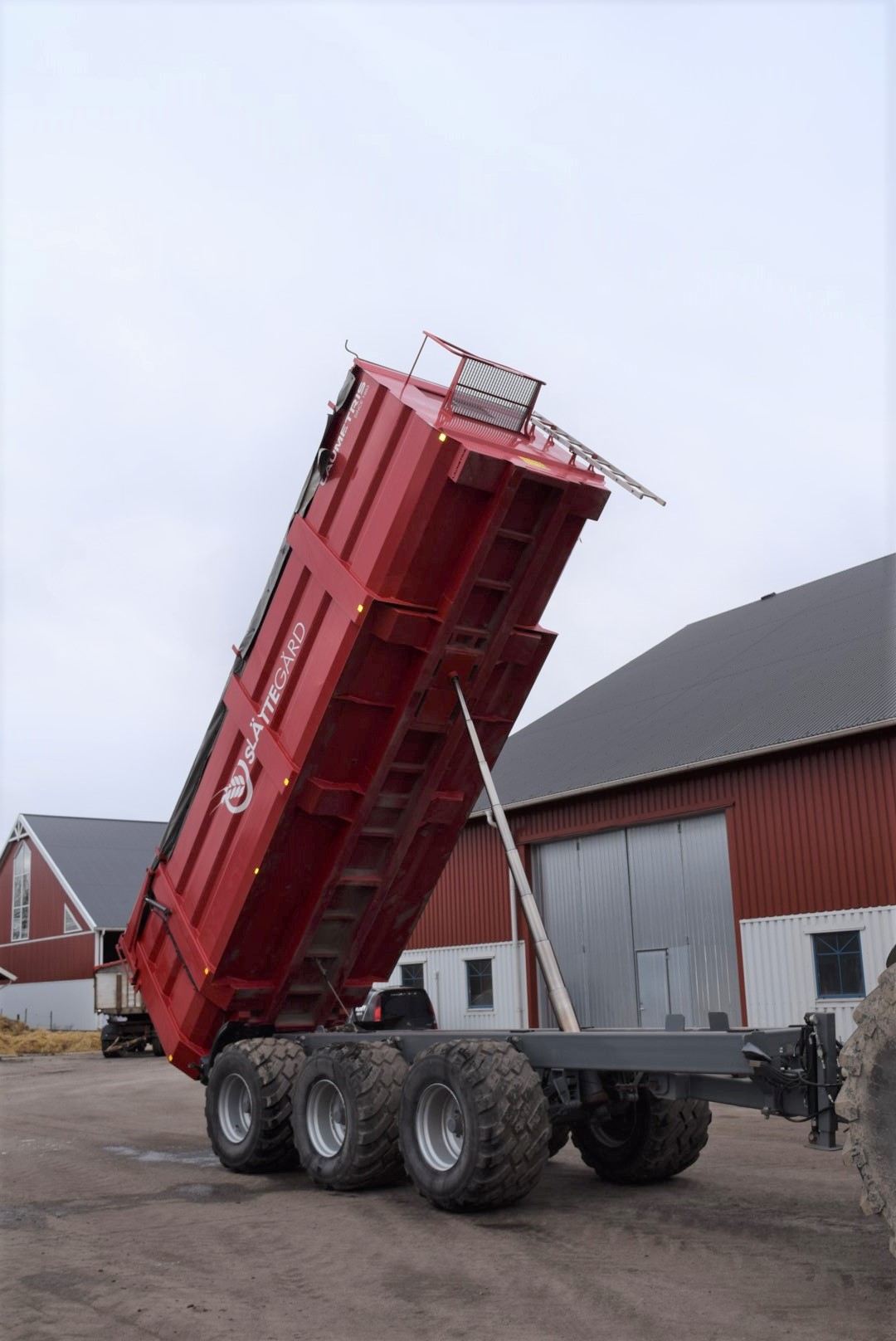 3-axle tractor trailer with rear tipping point (30 tonnes) Laumetris ...