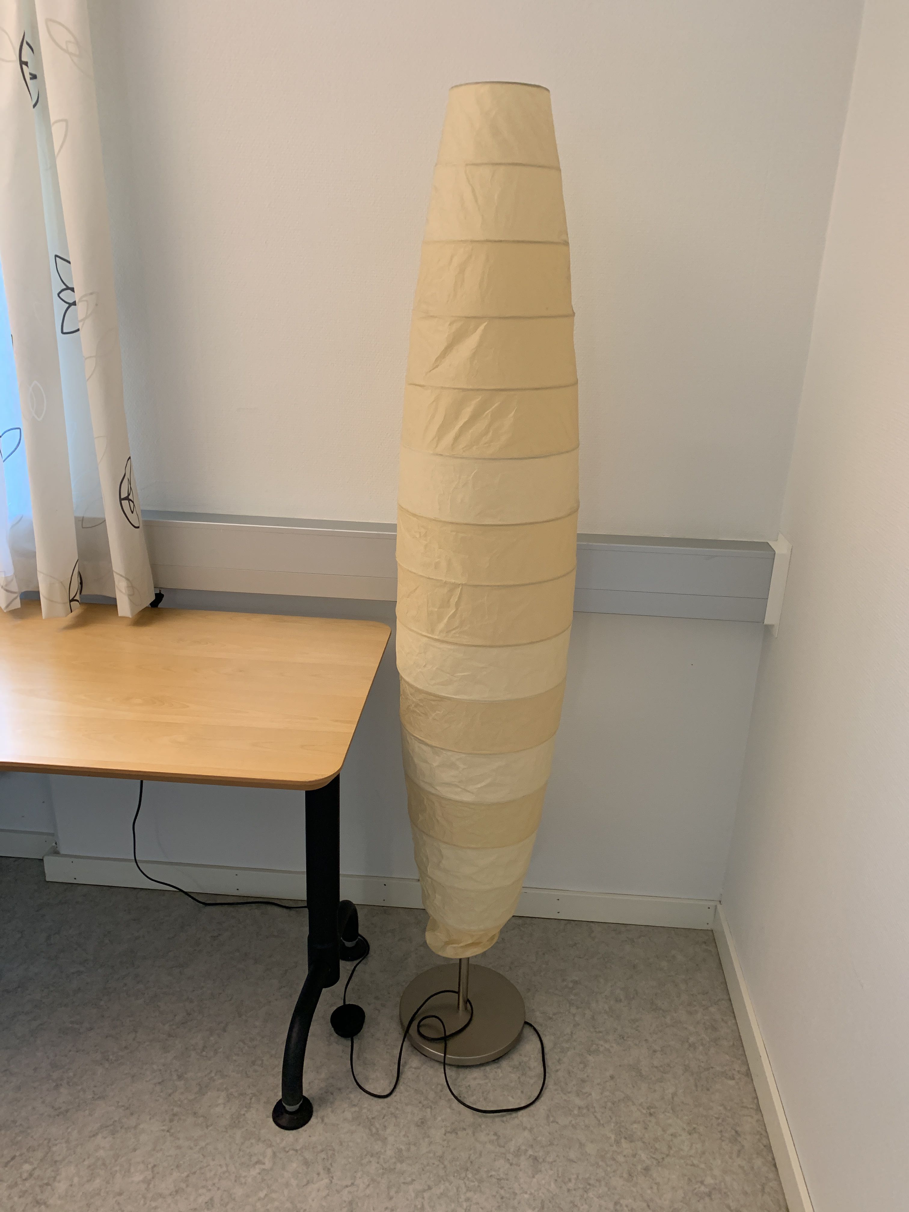 Desk Edsbyn with bookshelf and lamp - PS Auction - We value the future ...