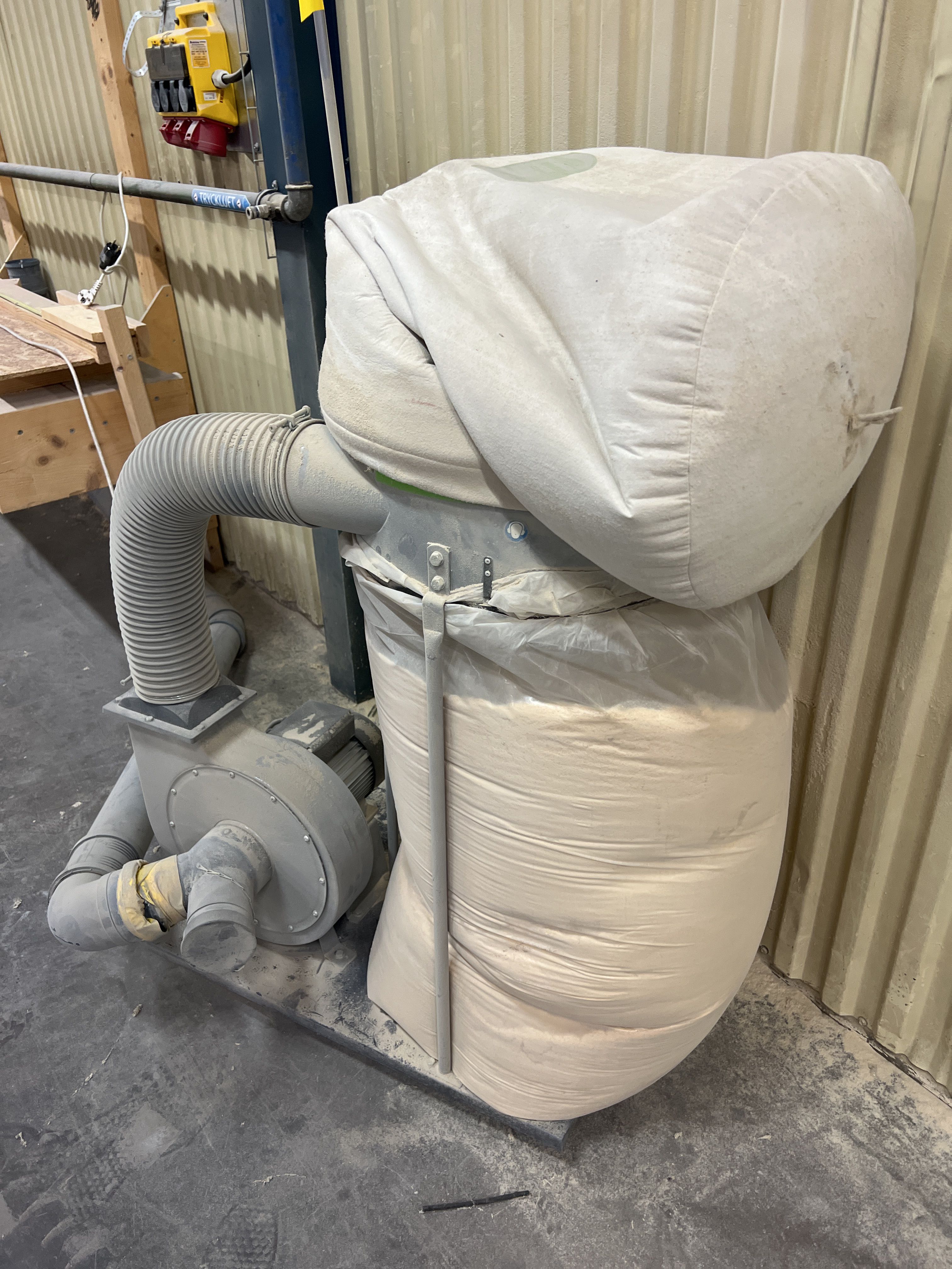 Carpenter's bench and chip extractor Luna BDC 240 -2016 - PS Auction ...