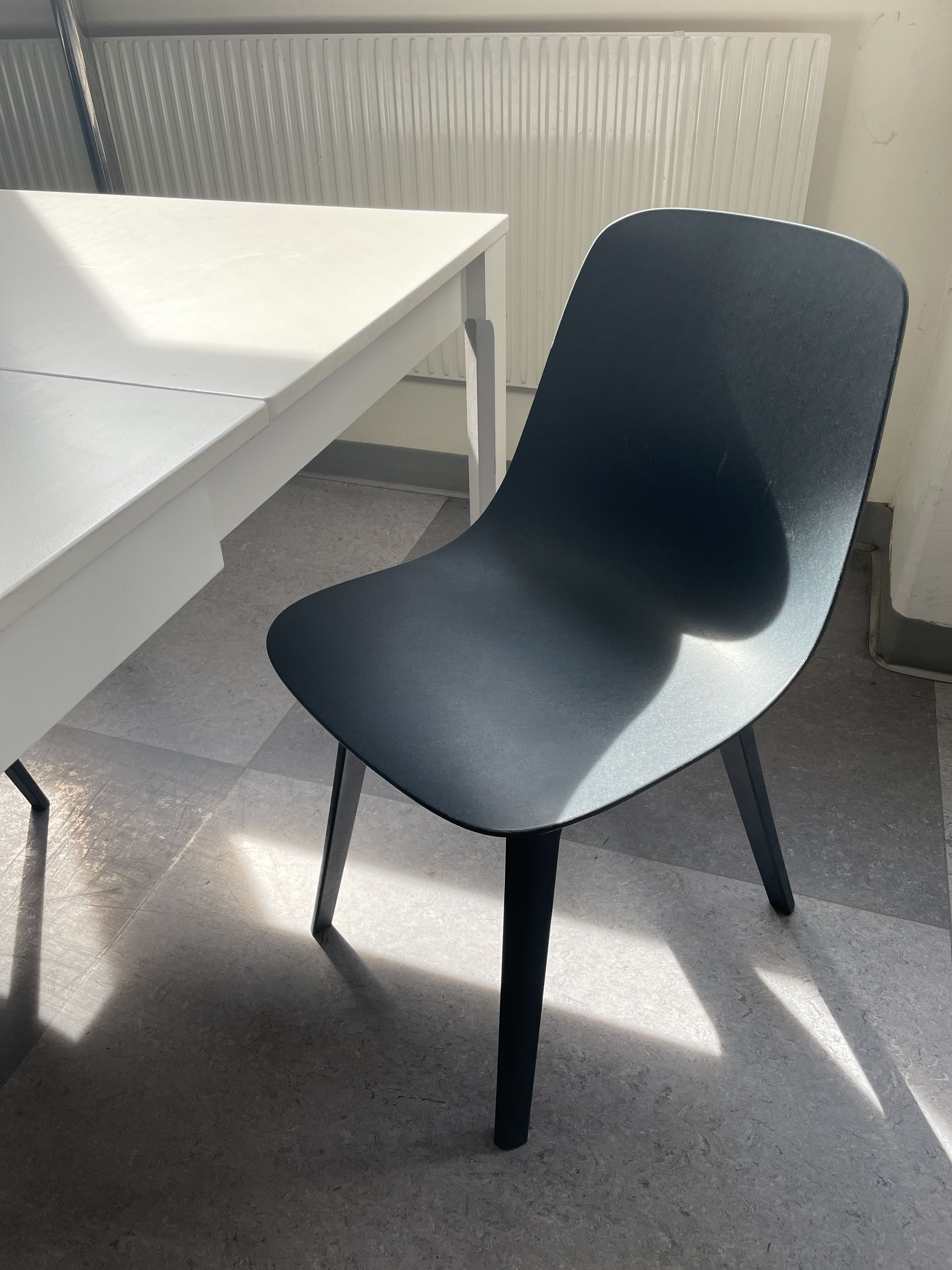 Table and 5 chairs - PS Auction - We value the future - Largest in net ...