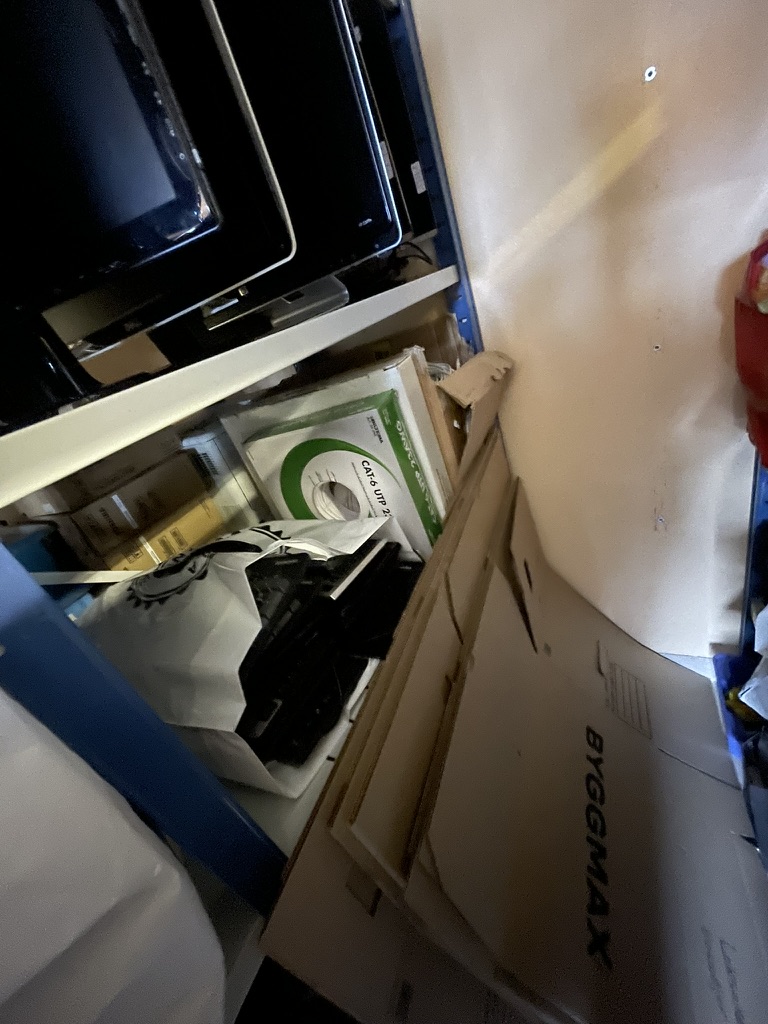 Stort lager med elektronikkomponenter från datorföretag - Auktioner online - Nätauktioner ...