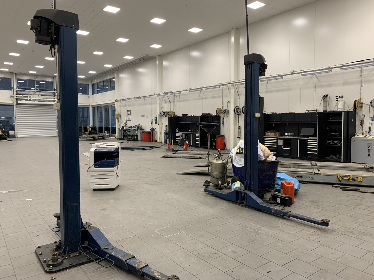 2 pillar lift Stone lift Maestro 5 tons - PS Auction - We value the ...