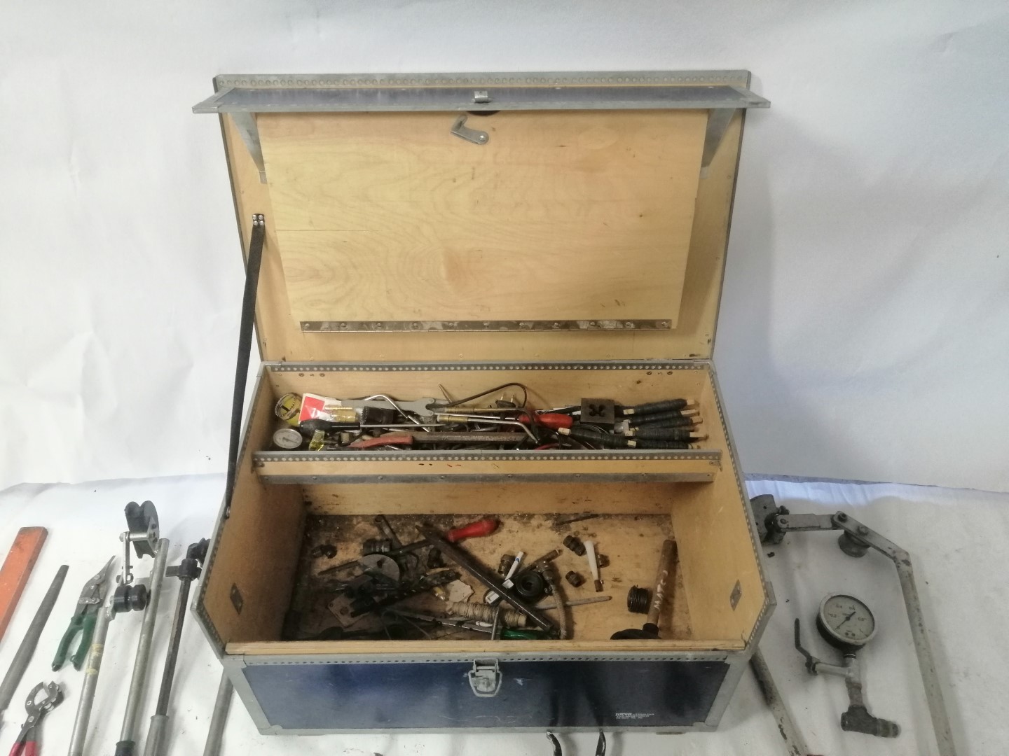 Fitter box with plumbing accessories - PS Auction - We value the future ...