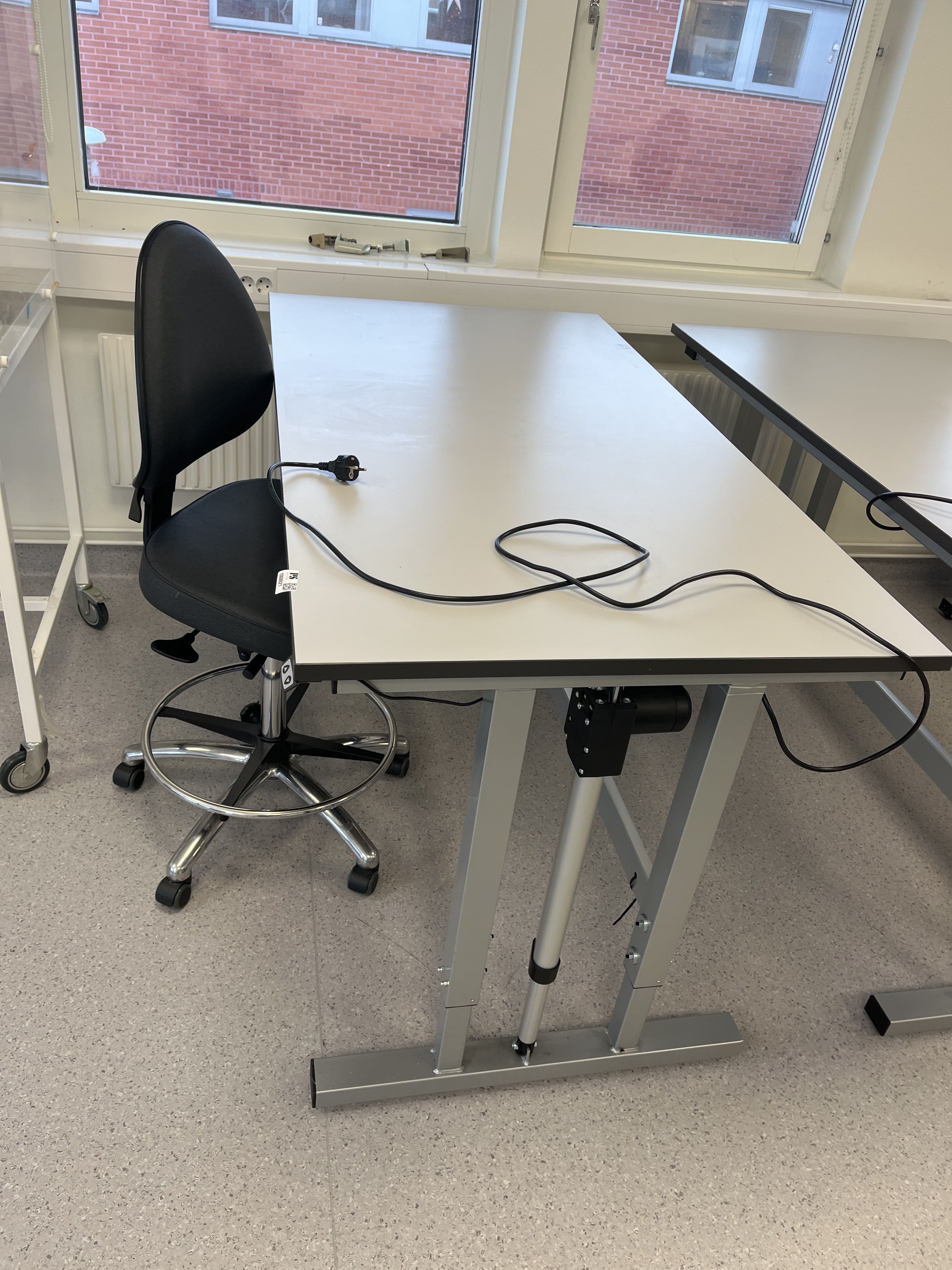 Raised & lowerable desk & Lab chair - AJ, 300kg - PS Auction - We value ...