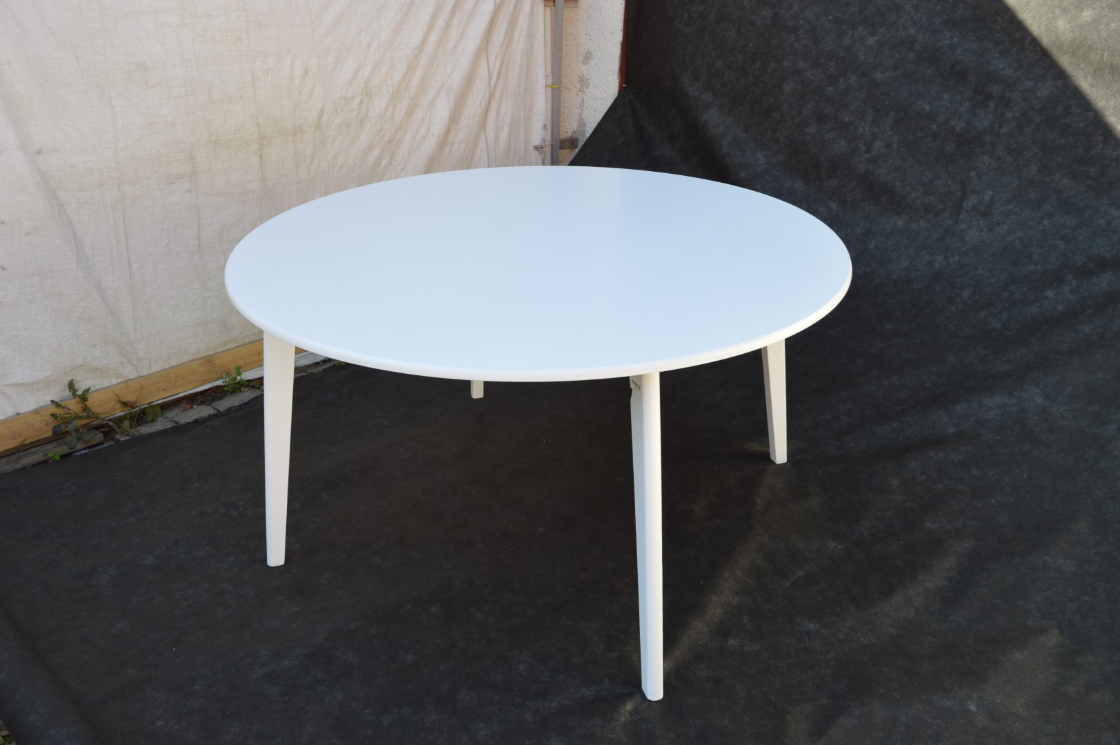 Runt matbord vitt - Auktioner online - Nätauktioner & Konkursauktioner ...