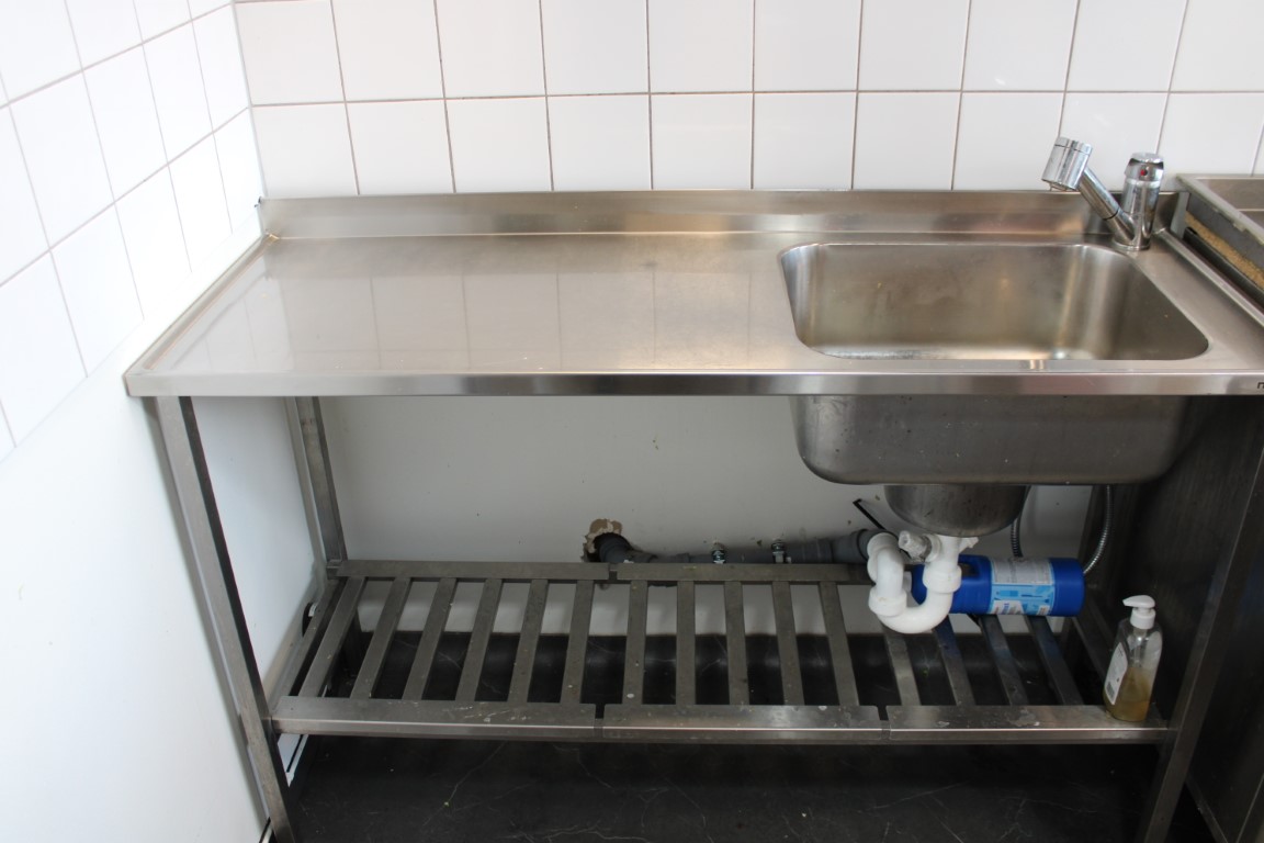 Rostfri bänk med vask och blandare, 140 x 50cm - Auktioner online ...