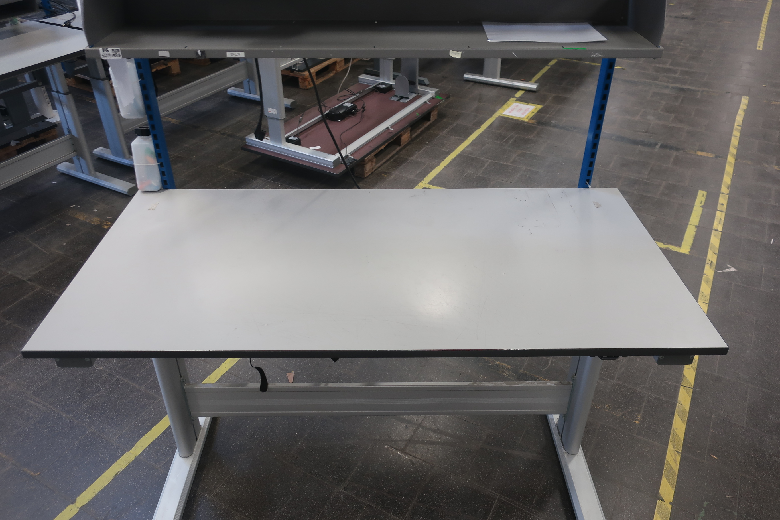 Raised and lowerable desk and extra mounted shelf - PS Auction - We ...