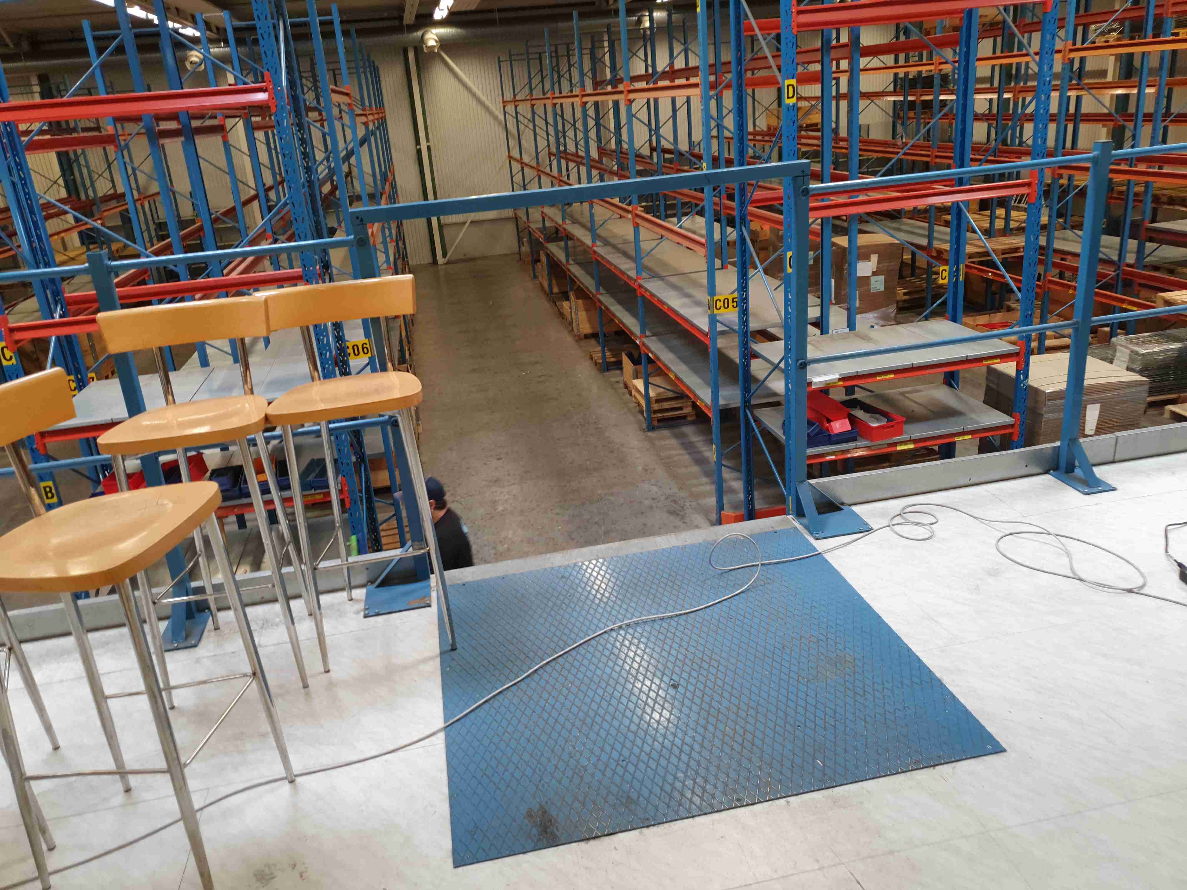 Entresolplan, med plåthyllor - Auktioner online - Nätauktioner ...