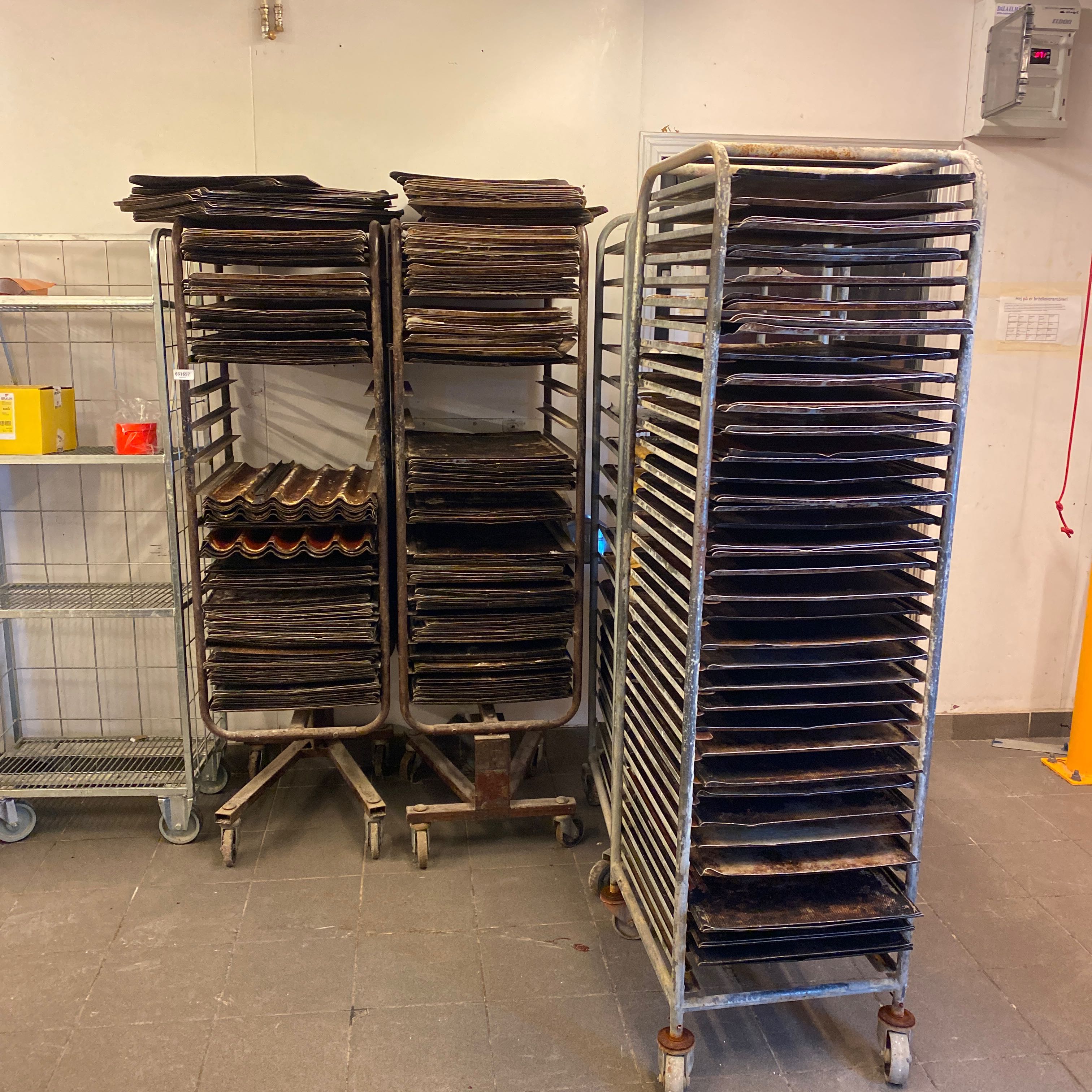 Collection of knitting carts and bakery plates - PS Auction - We value ...