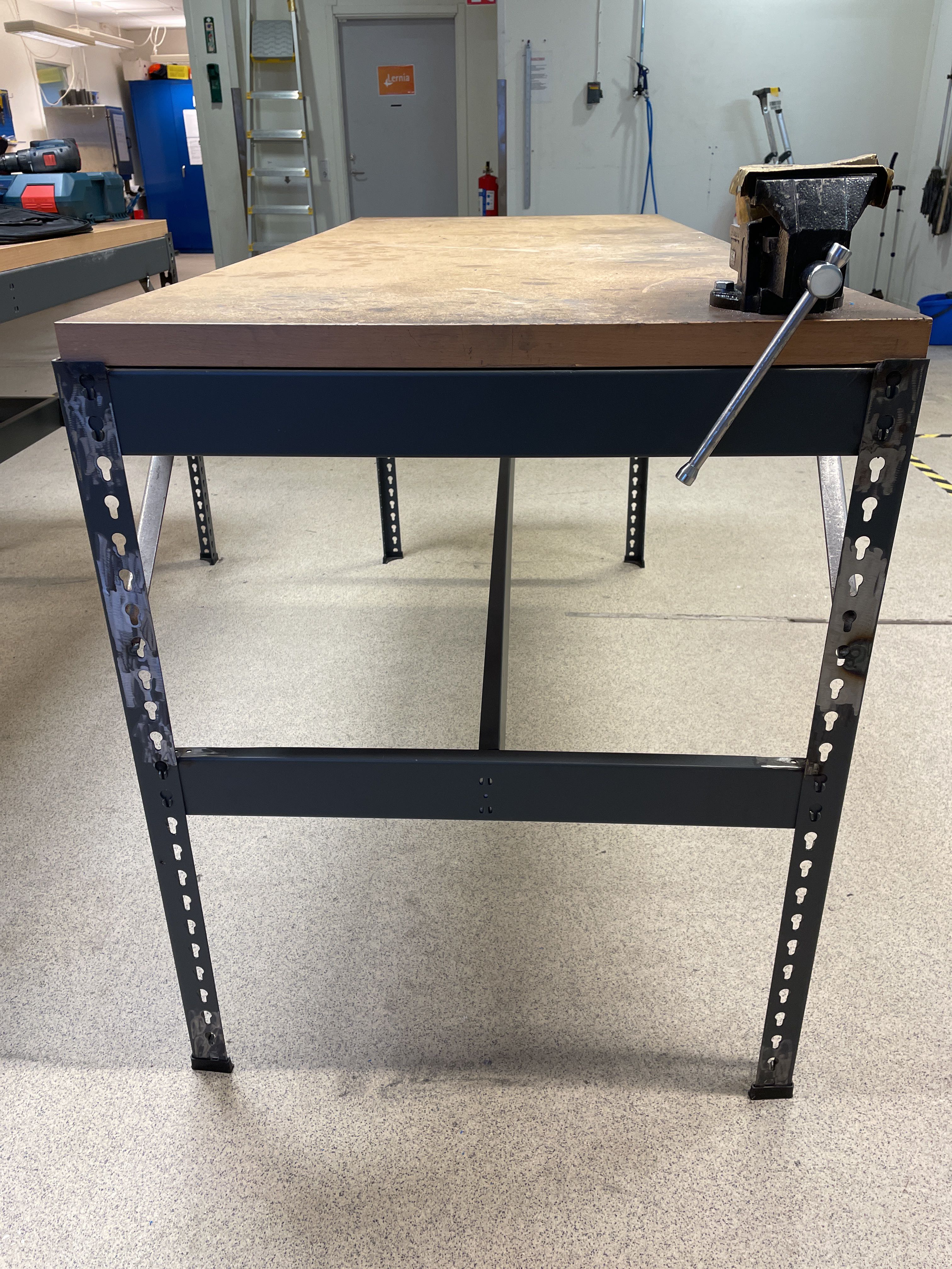 Workbench with vise - PS Auction - We value the future - Largest in net auctions
