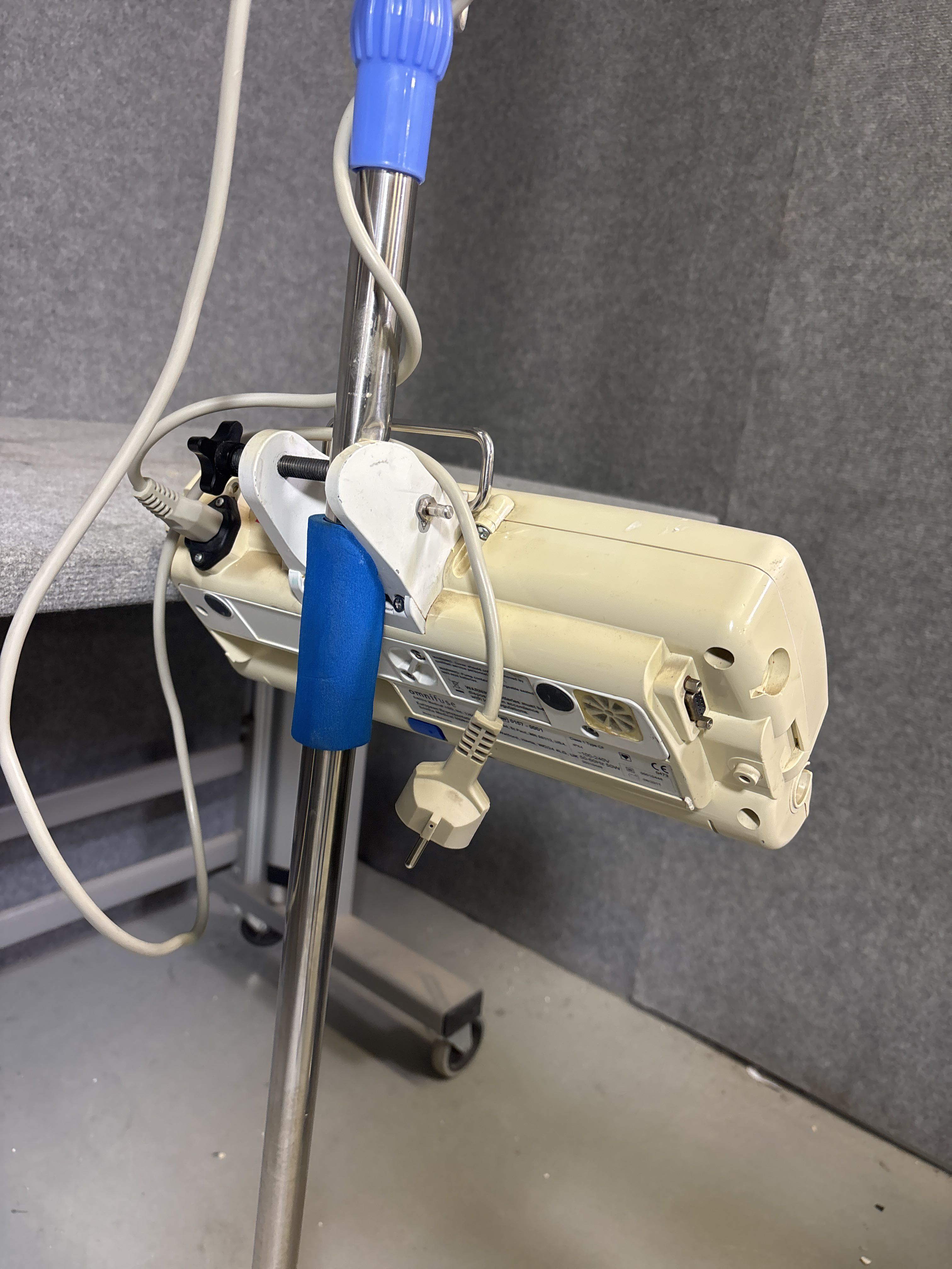 Infusion pump with stand - Smiths Medical Graseby Omnifuse - 2011 - PS ...