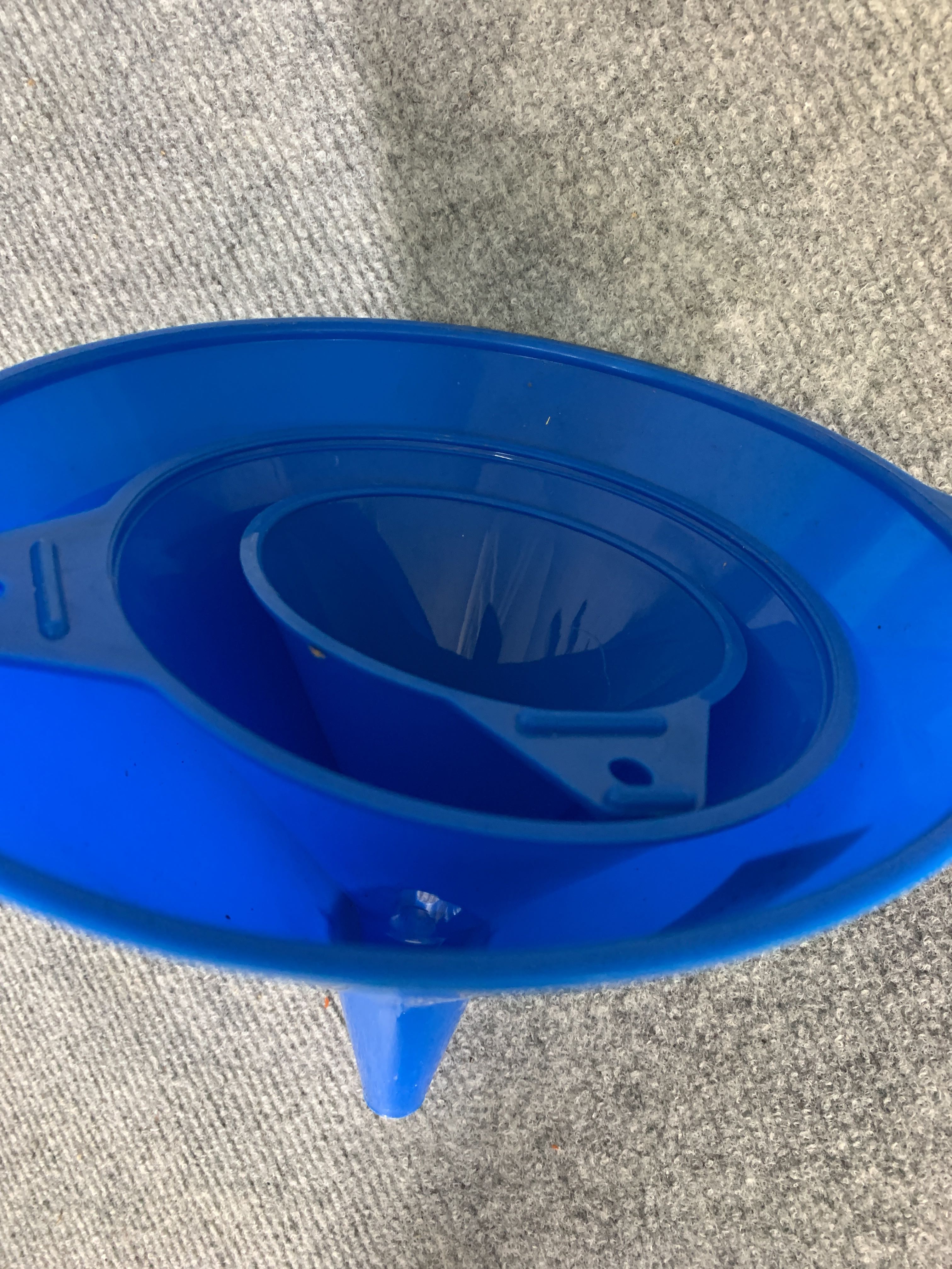 Masonry bucket with various hand tools - PS Auction - We value the ...