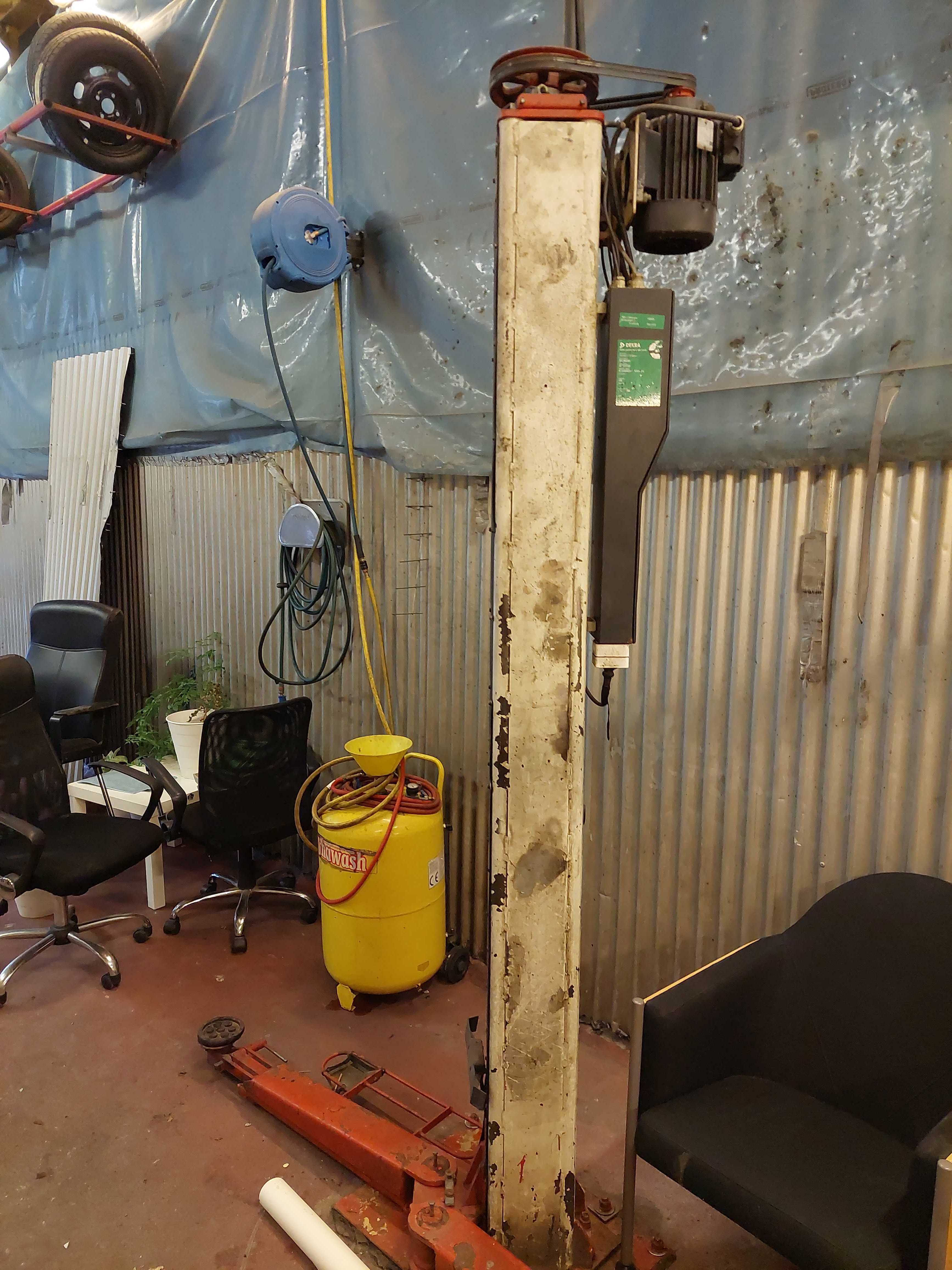 2-pillar lift 3.2 tons - PS Auction - We value the future - Largest in ...