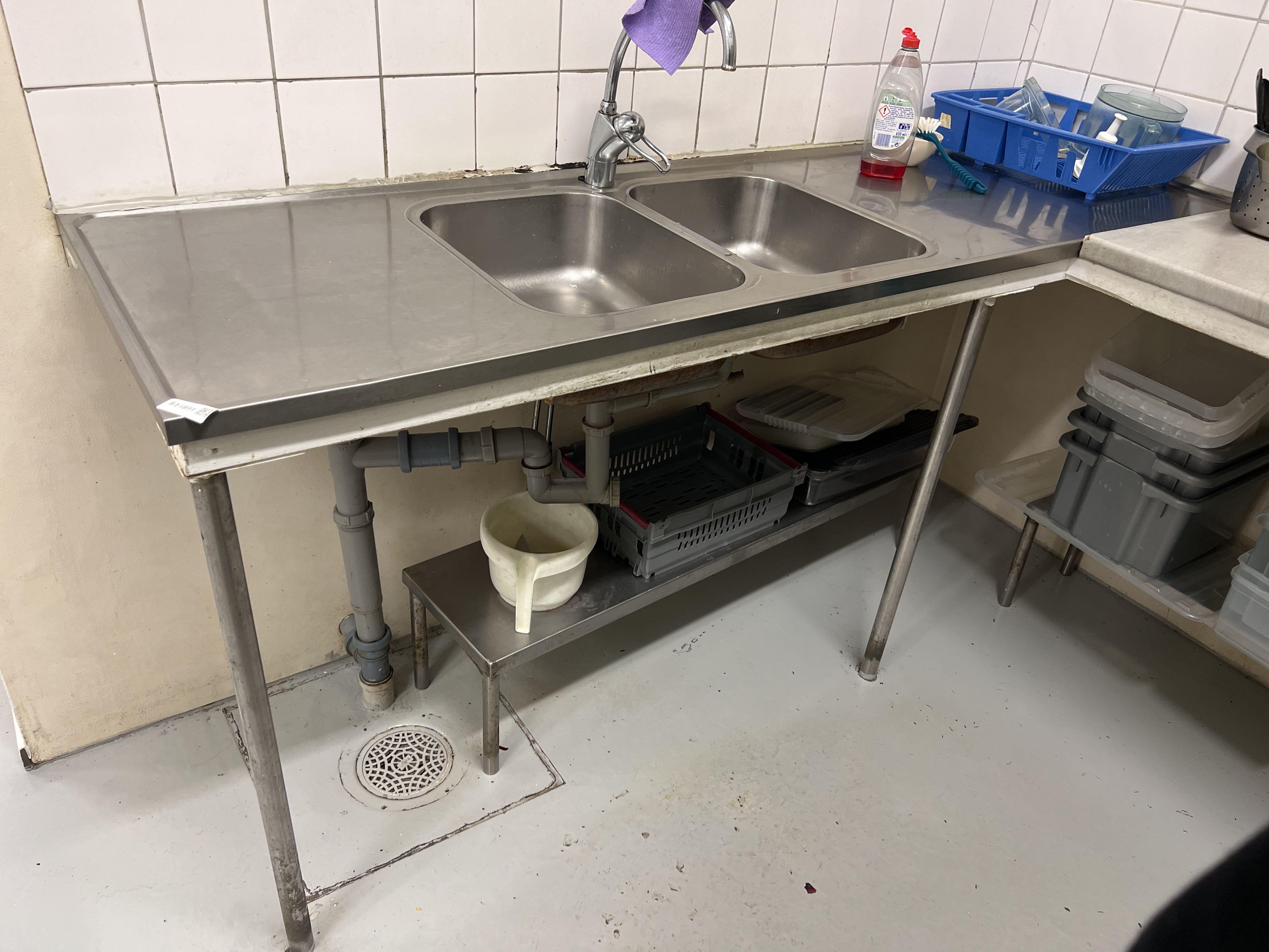 Disk station incl. shelves and utensils - PS Auction - We value the ...