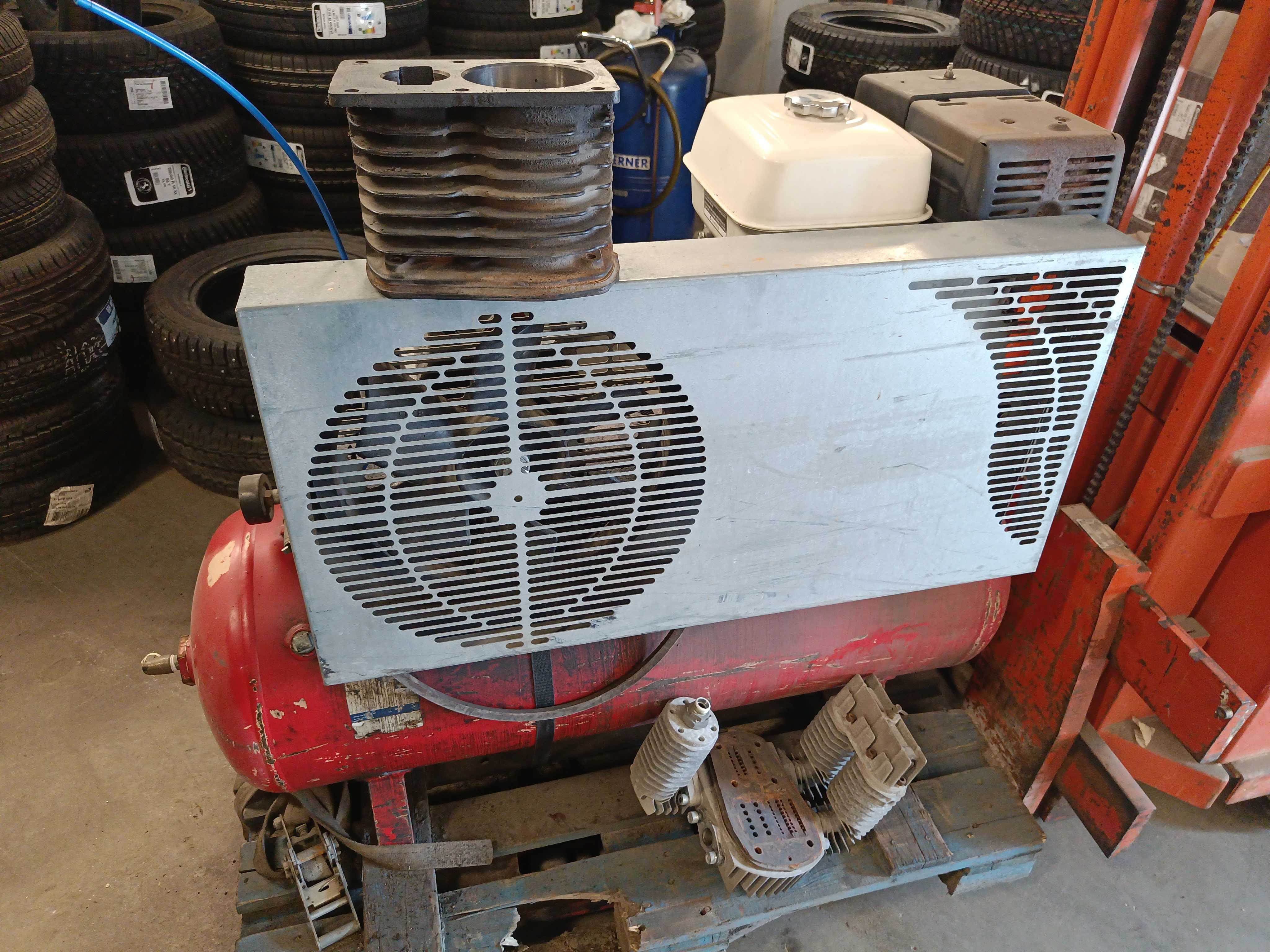 Petrol-driven compressor 150L - PS Auction - We value the future ...