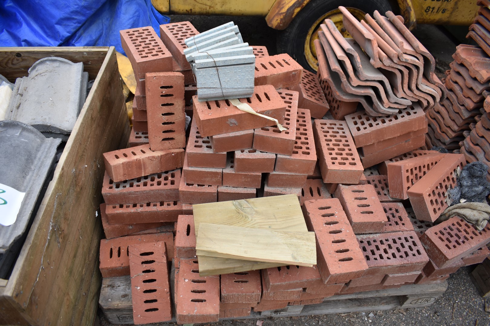 Roof tiles & bricks - 4 pallets - PS Auction - We value the future ...